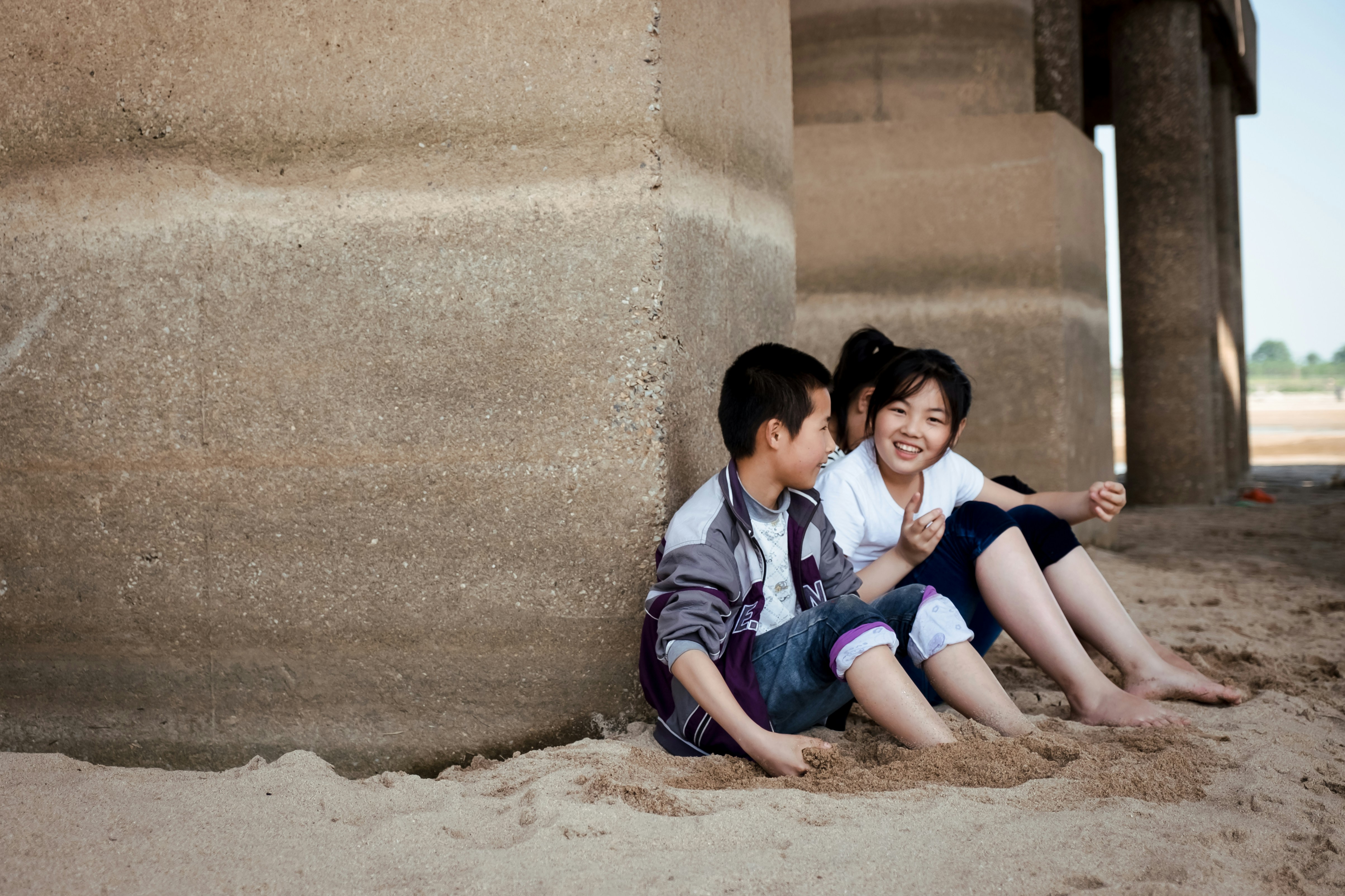 Children hiding behind post photo – Free Human Image on Unsplash