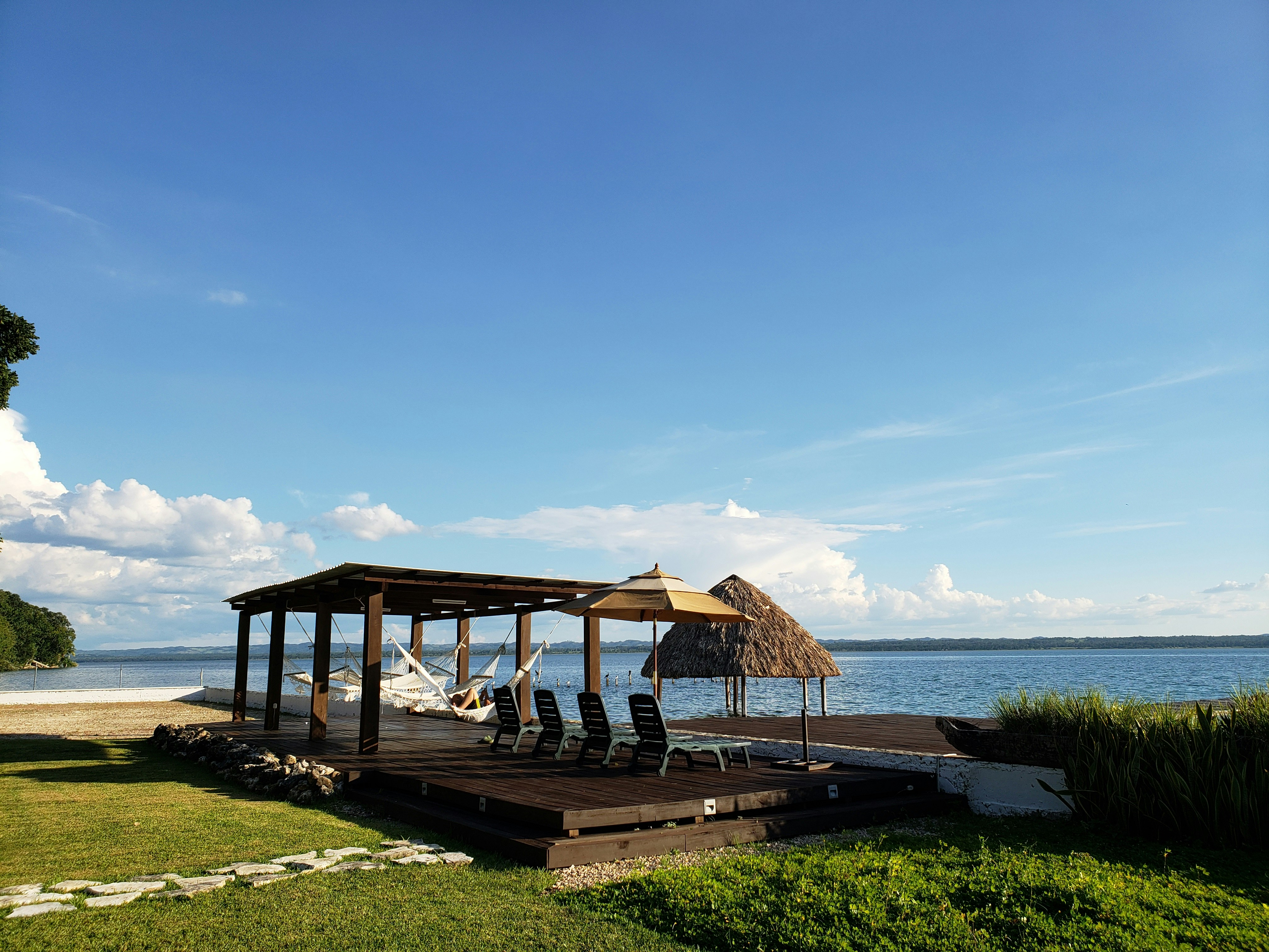 Tranquil Lakeside Retreat Under Clear SkiesEnrique Marroquín