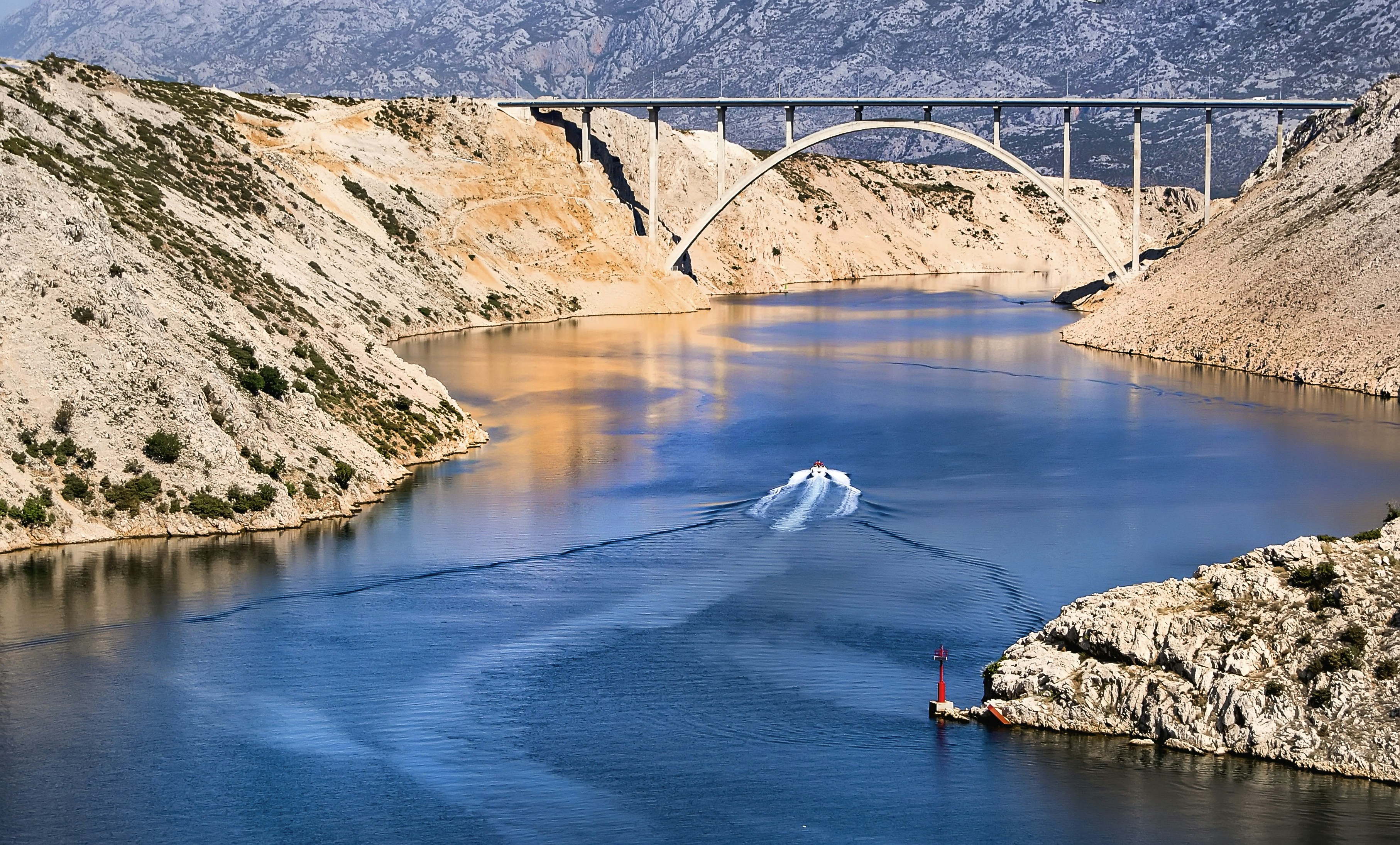 Body of water between cliff photo – Free Nyár Image on Unsplash
