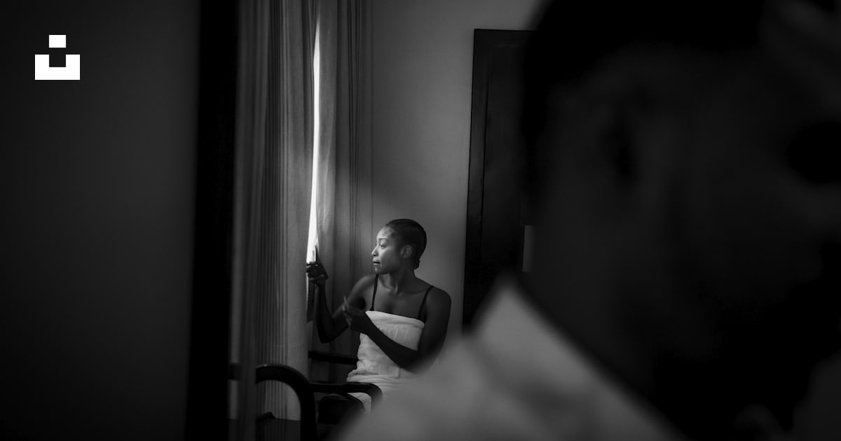 Foto Fotografía En Escala De Grises De Mujer Sentada En Interiores