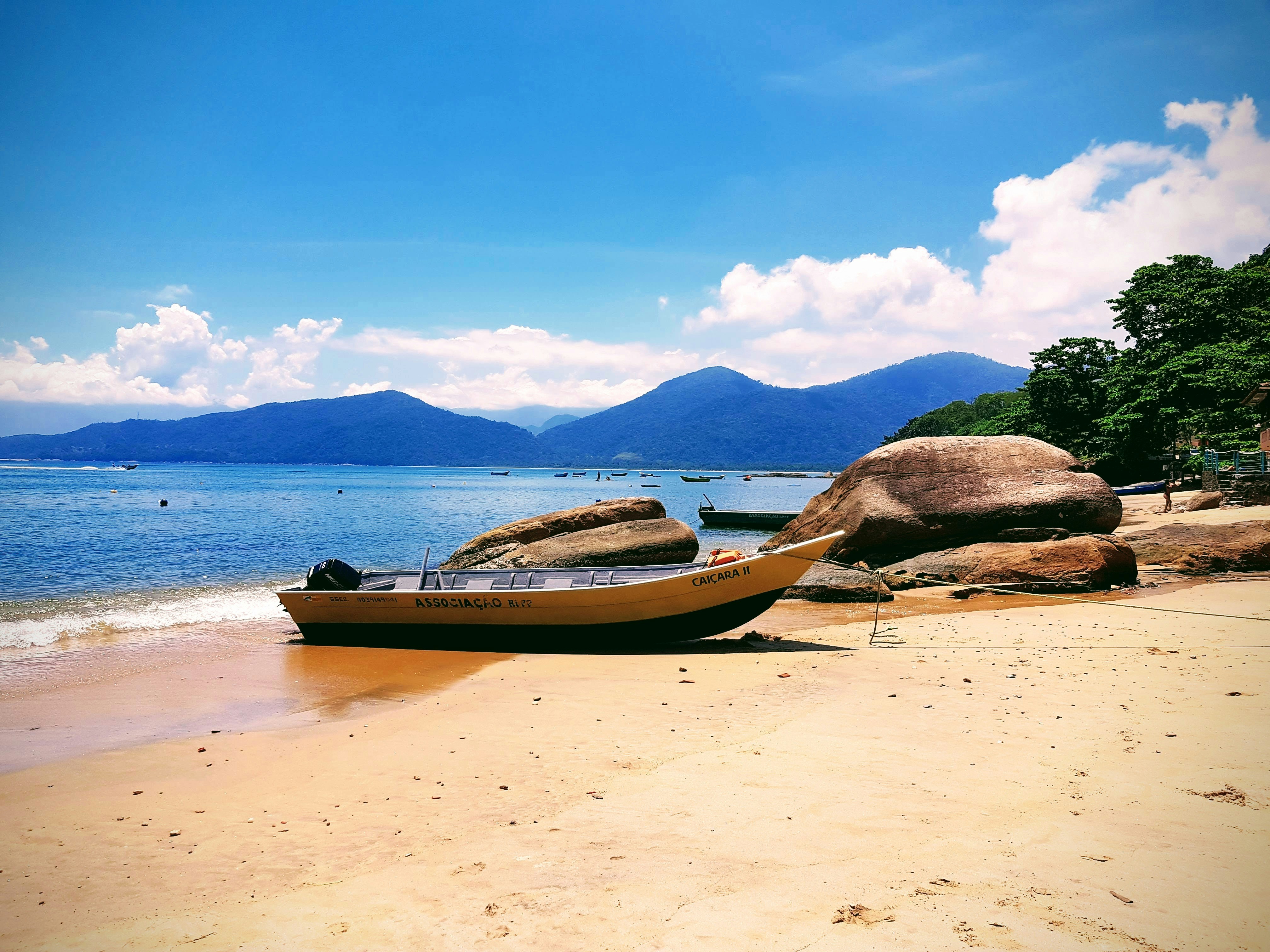 Foto Barco marrón atracando en tierra – Imagen Brasil gratis en Unsplash
