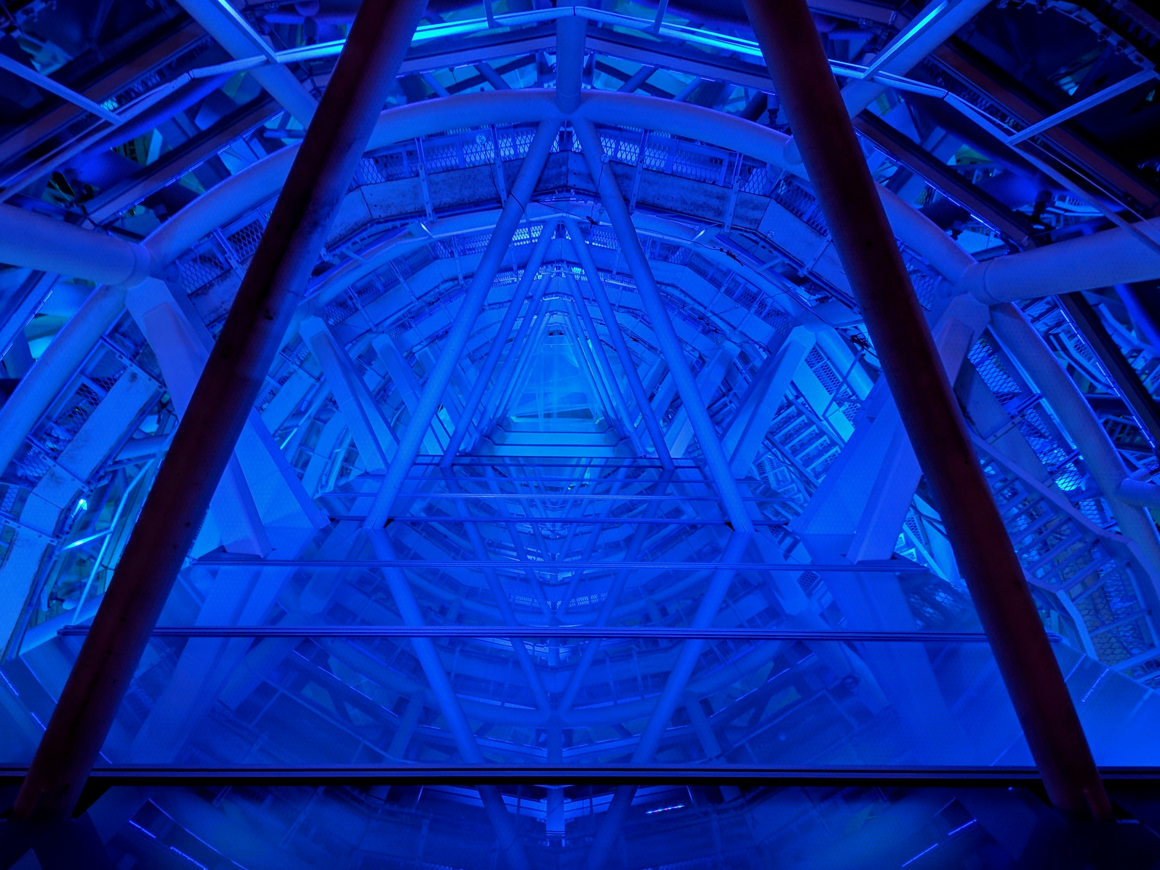 Un très grand bâtiment avec une lumière très bleue à l’intérieur photo ...