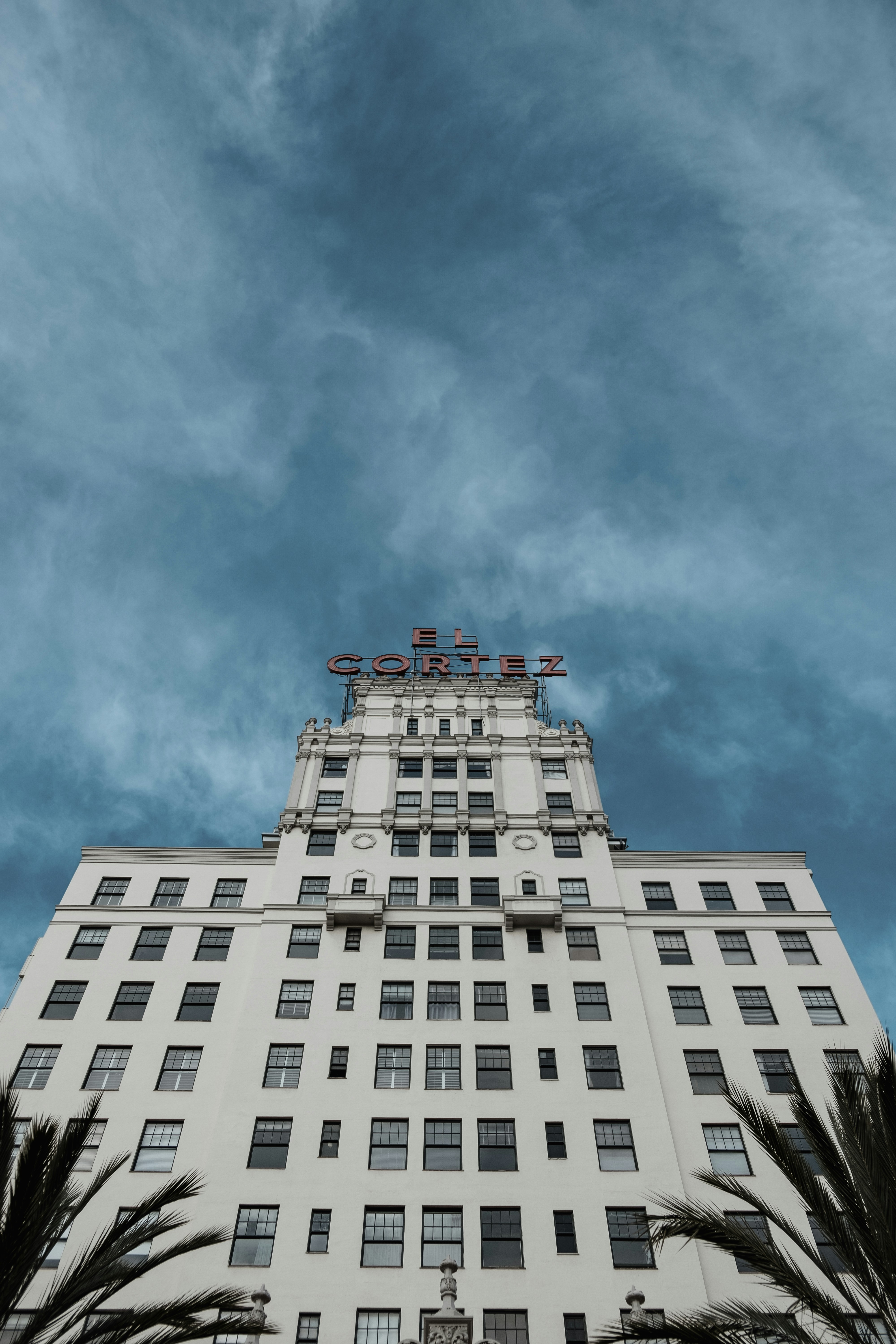 White high-rise building under blue sky photo – Free Blue Image on Unsplash