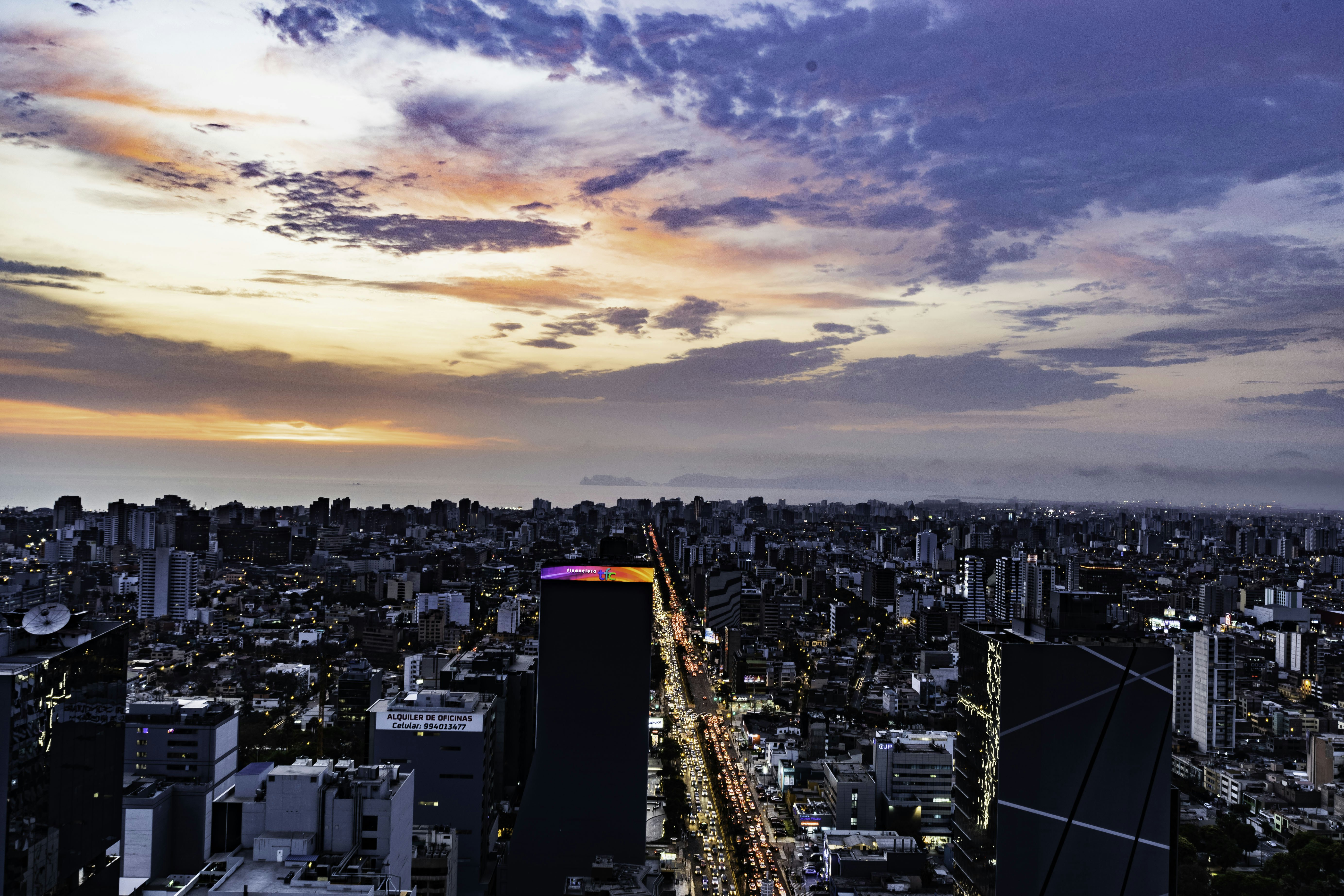 Vista de los edificios de la ciudad bajo el cielo azul y naranja foto ...