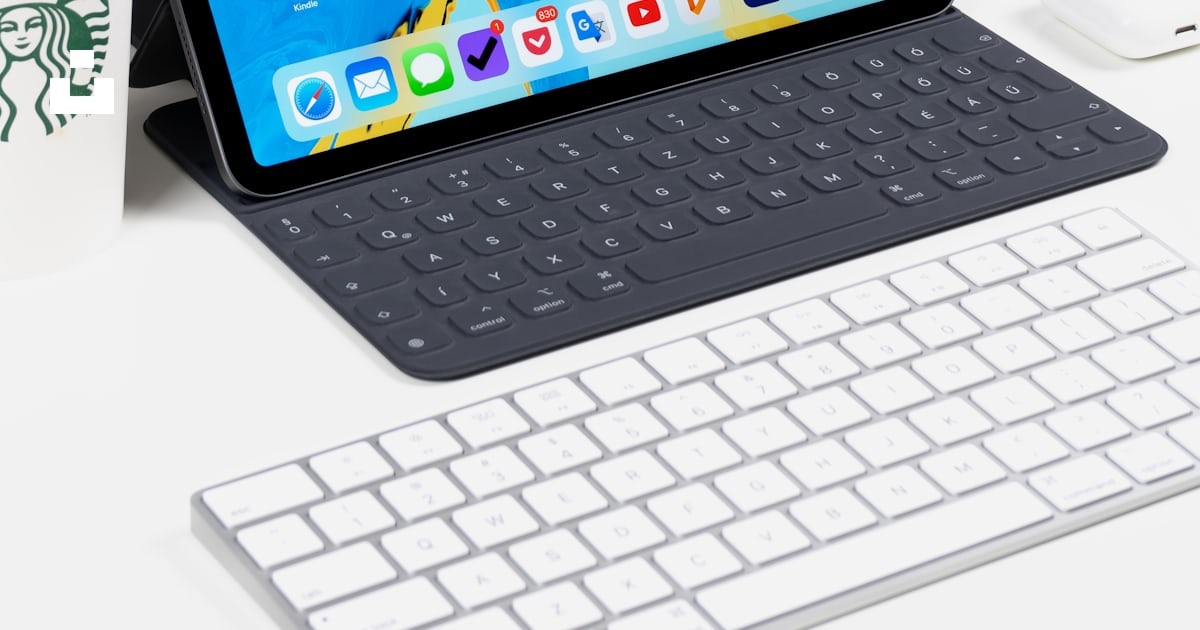 흰색 키보드 근처의 검은색 Ipad 사진 Unsplash의 무료 전화 이미지