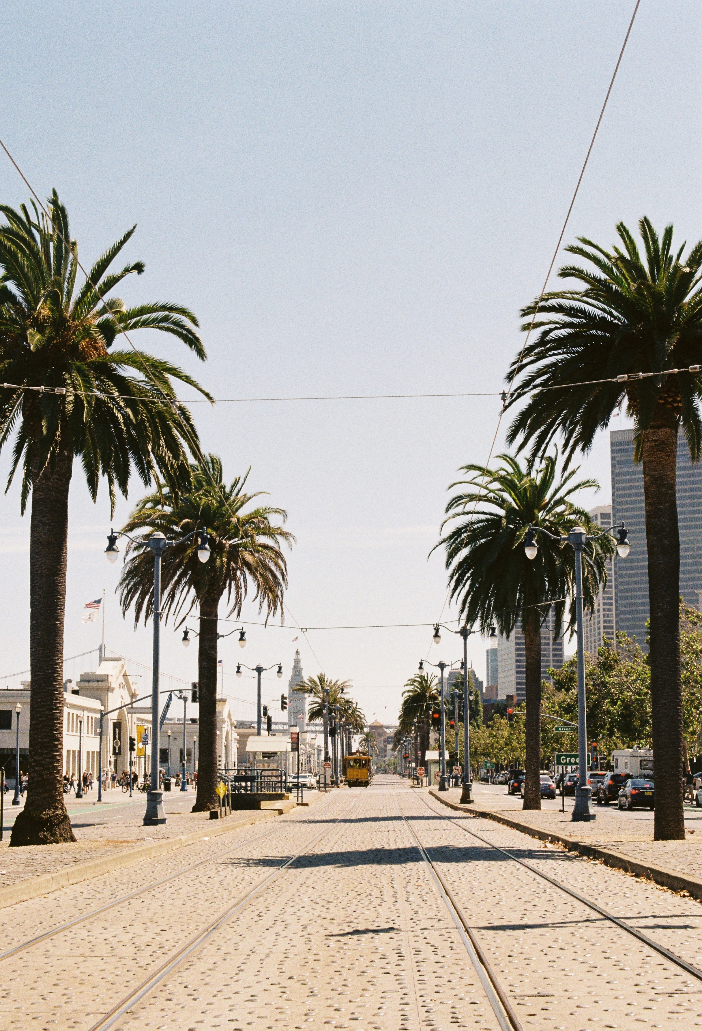 Tranvía en vía durante el día foto – Imagen de Gris gratuita en Unsplash