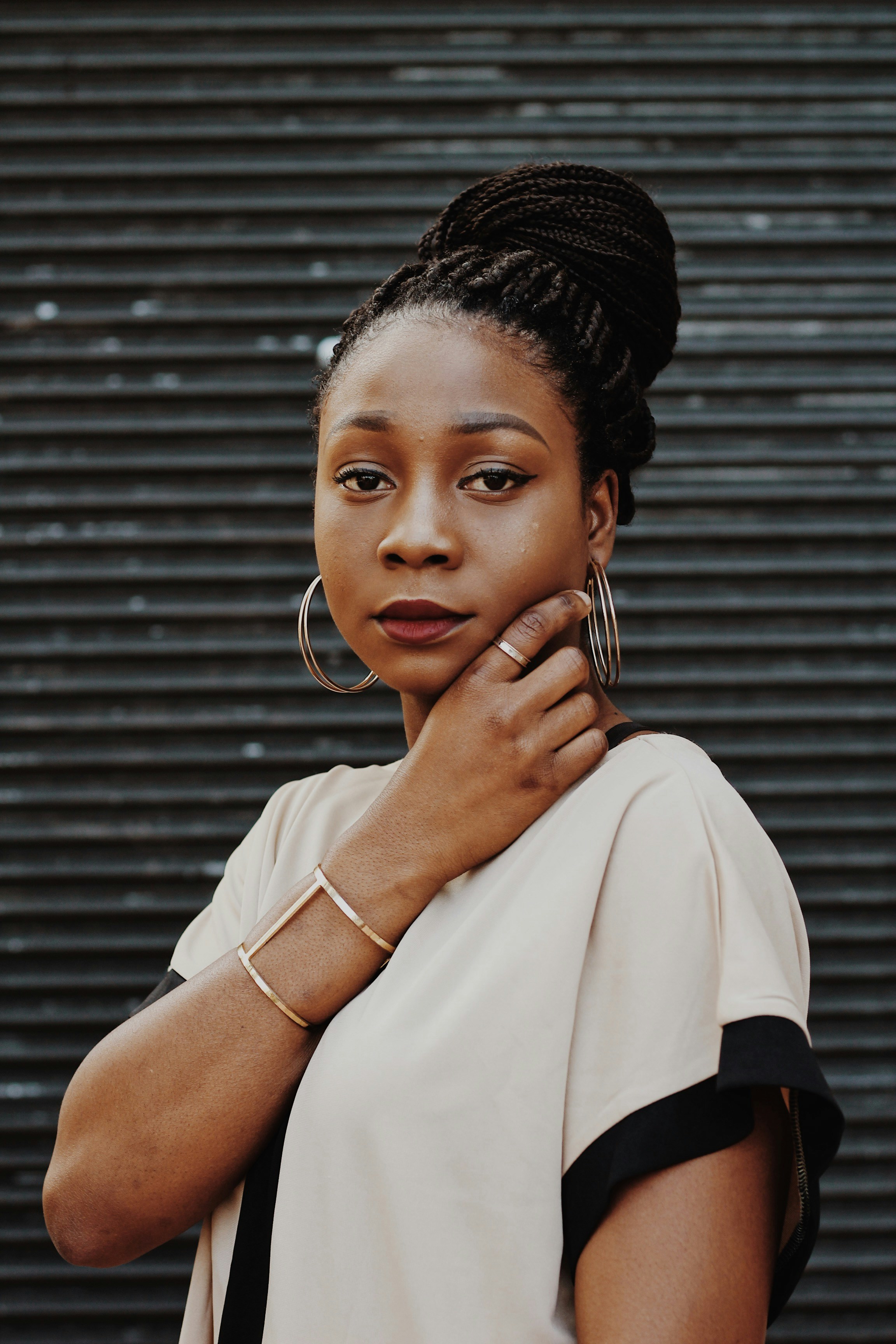 Foto Mujer sosteniendo su pendiente – Imagen Moda gratis en Unsplash