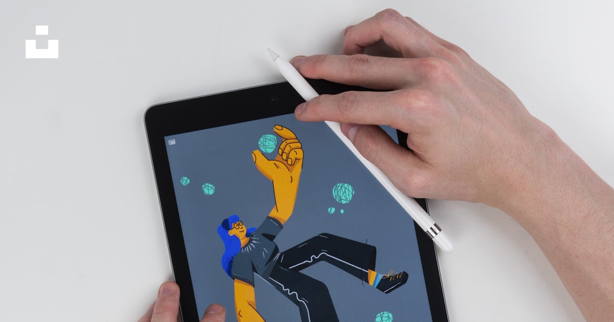 Apple Pencil과 스페이스 그레이 Ipad를 들고 있는 사람 사진 Unsplash의 무료 부다페스트 이미지