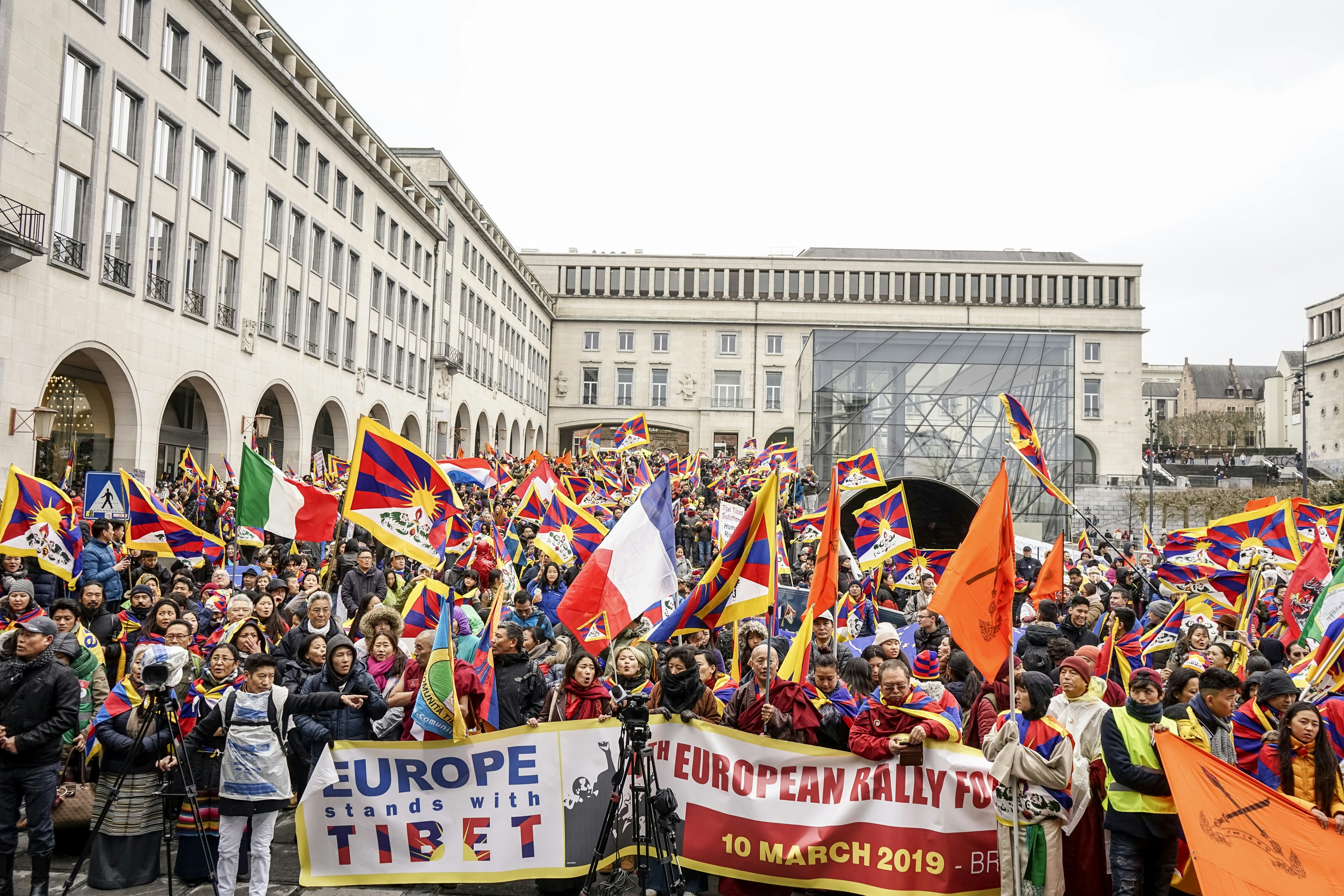 People carrying flags photo – Free Brussels Image on Unsplash