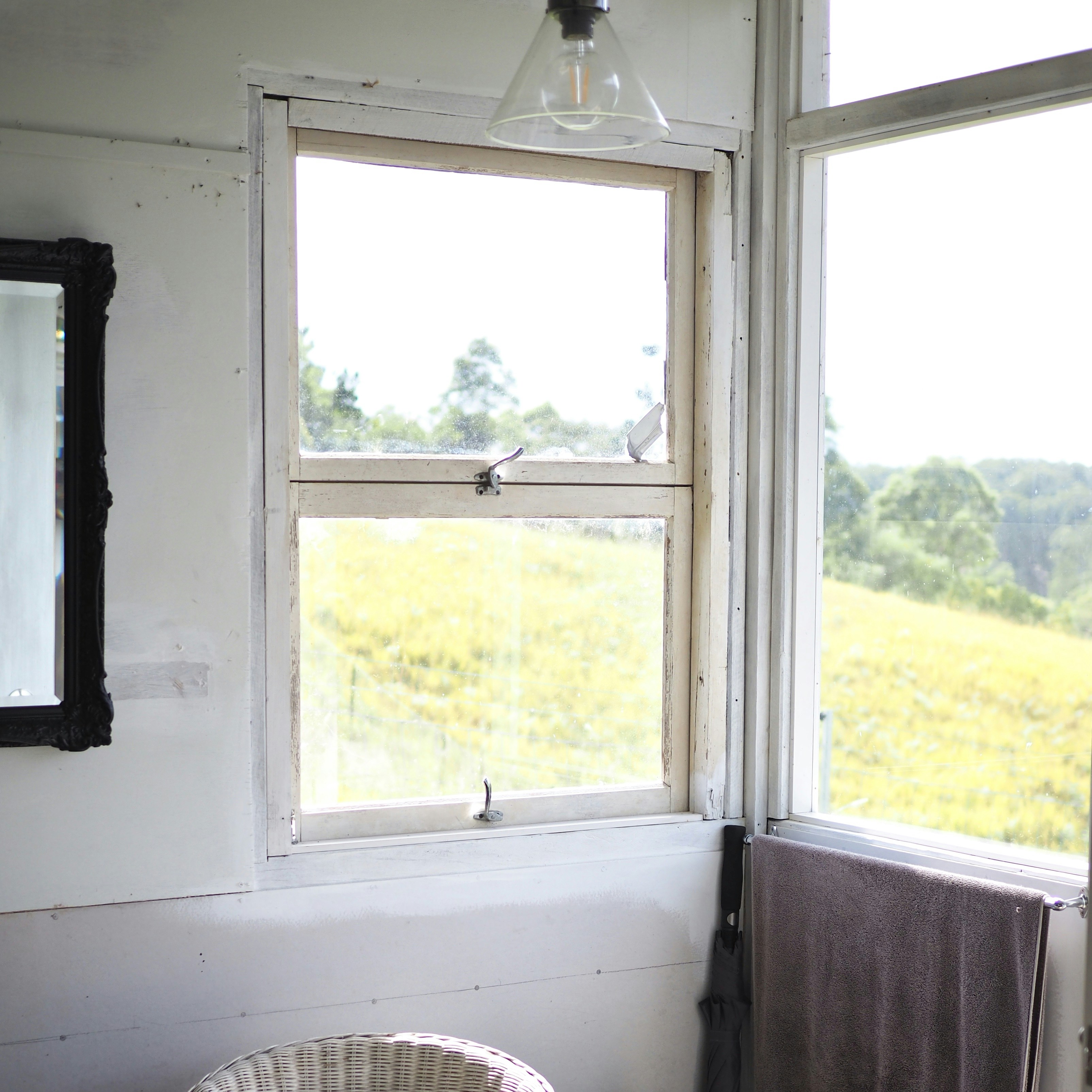 Ceiling light turned off inside rom photo – Free Yellow Image on Unsplash
