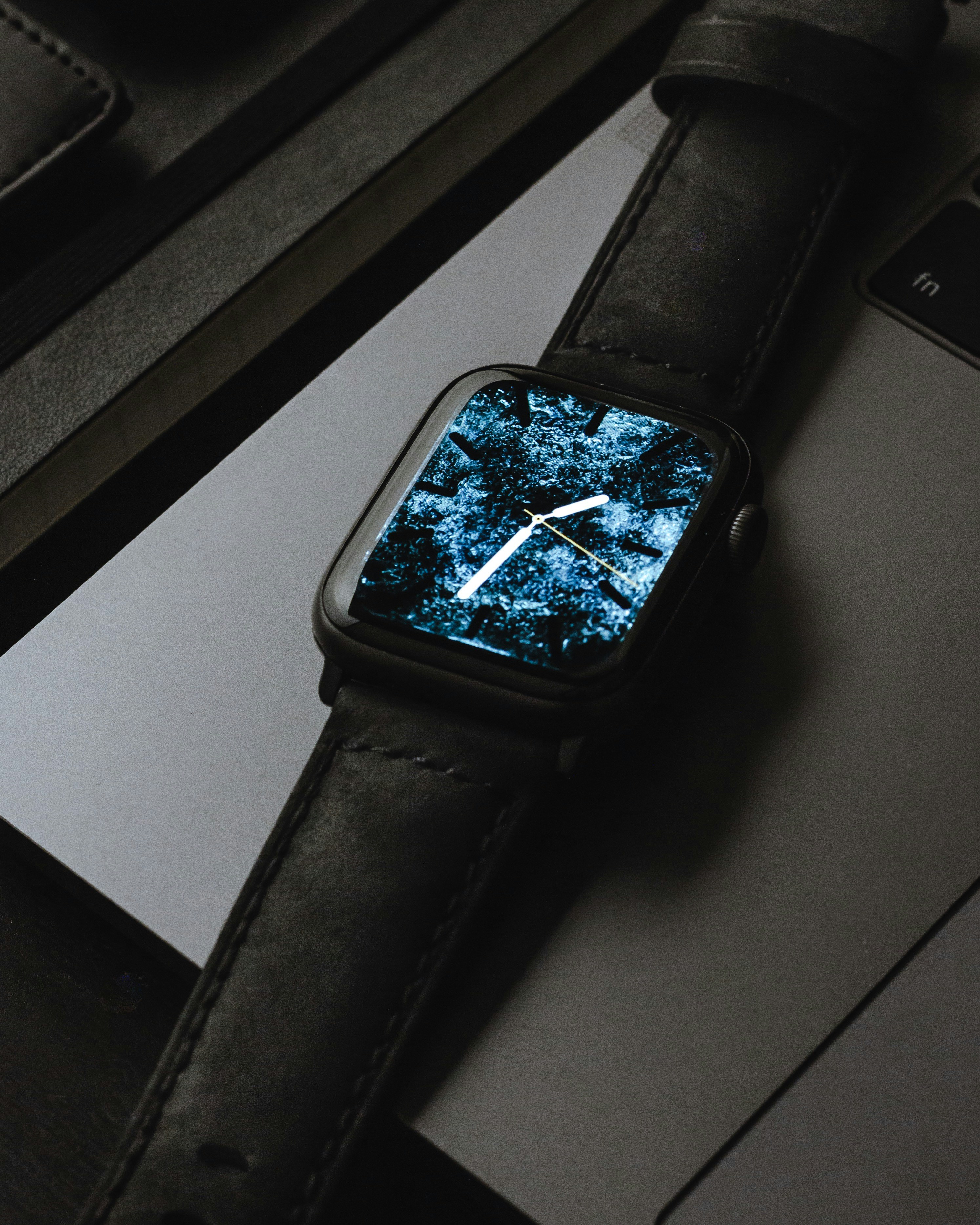 Turned-on smartwatch photo – Free Grey Image on Unsplash