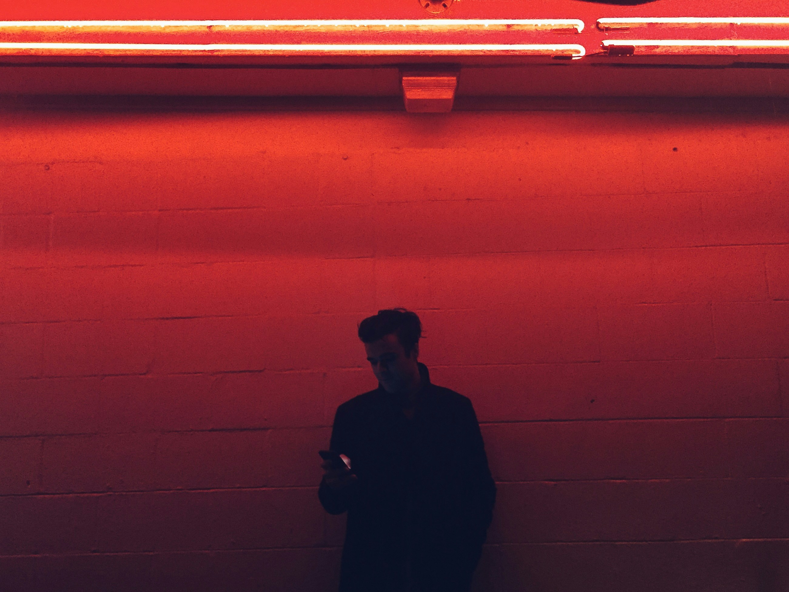 Foto Luces de neón rojas – Imagen 511 23rd Ave gratis en Unsplash