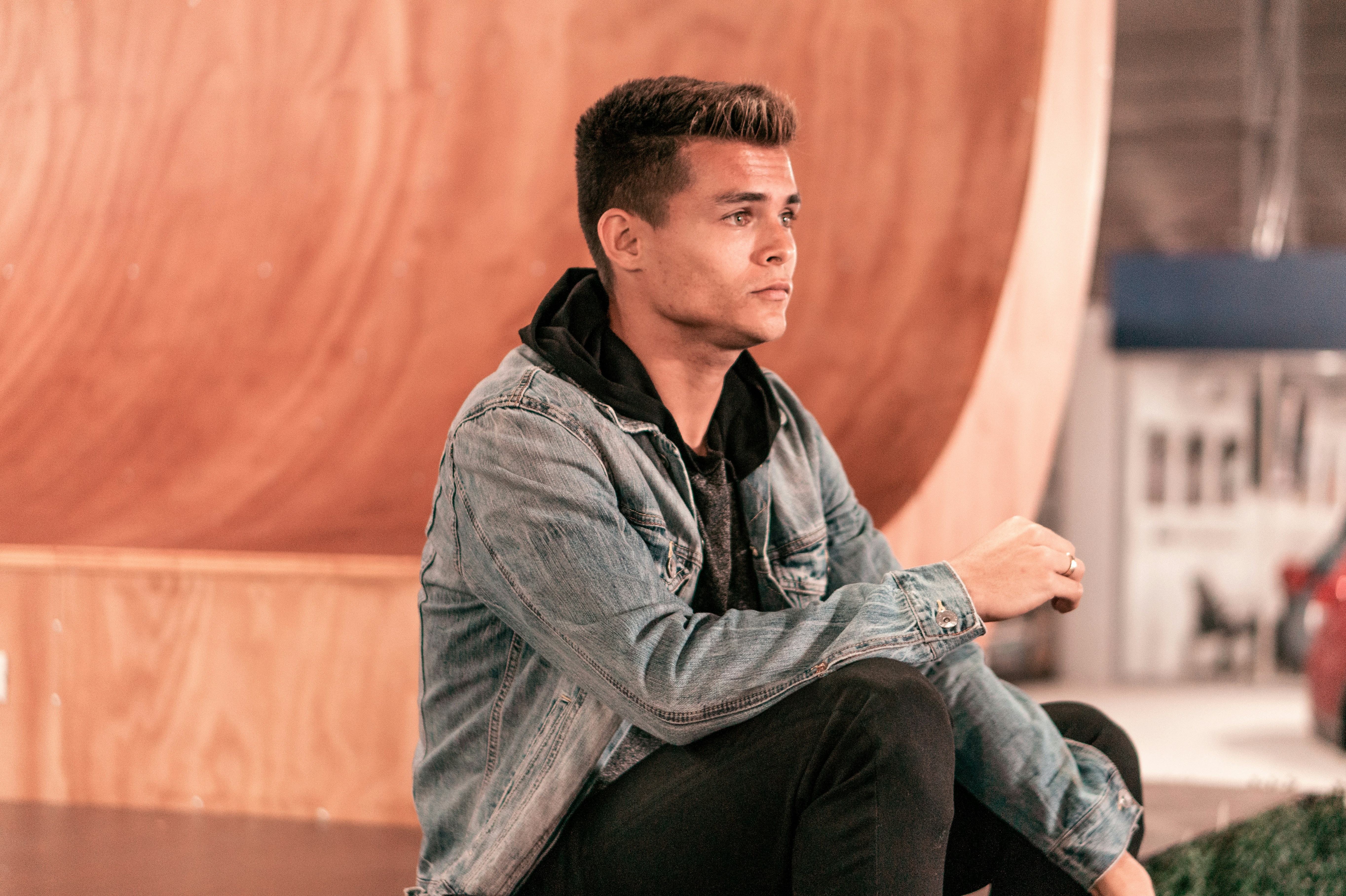 Foto Hombre sentado con el brazo derecho en el regazo – Imagen Vestir ...