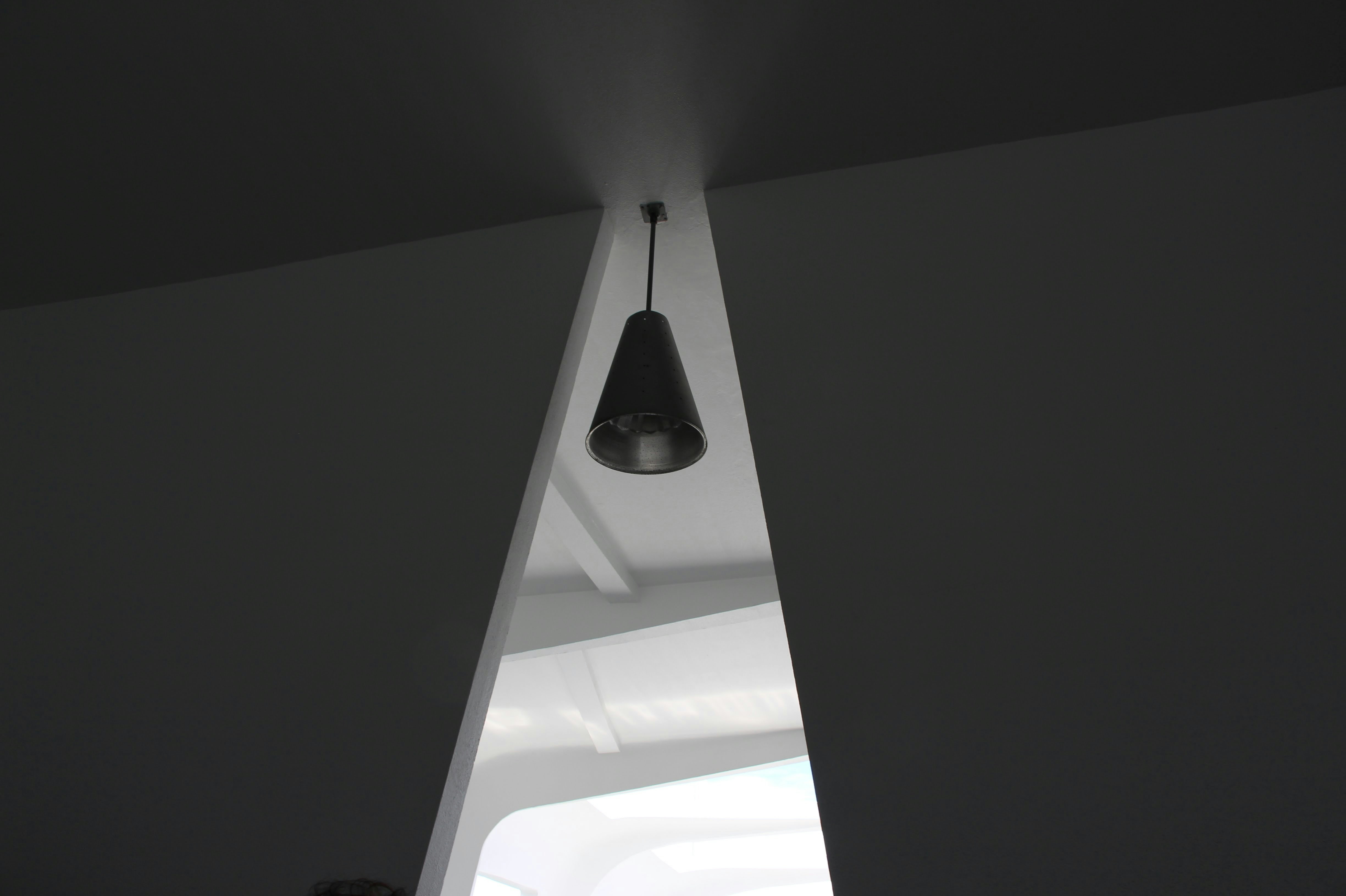 Monochrome Pendant: A Solo Light in Angular Space