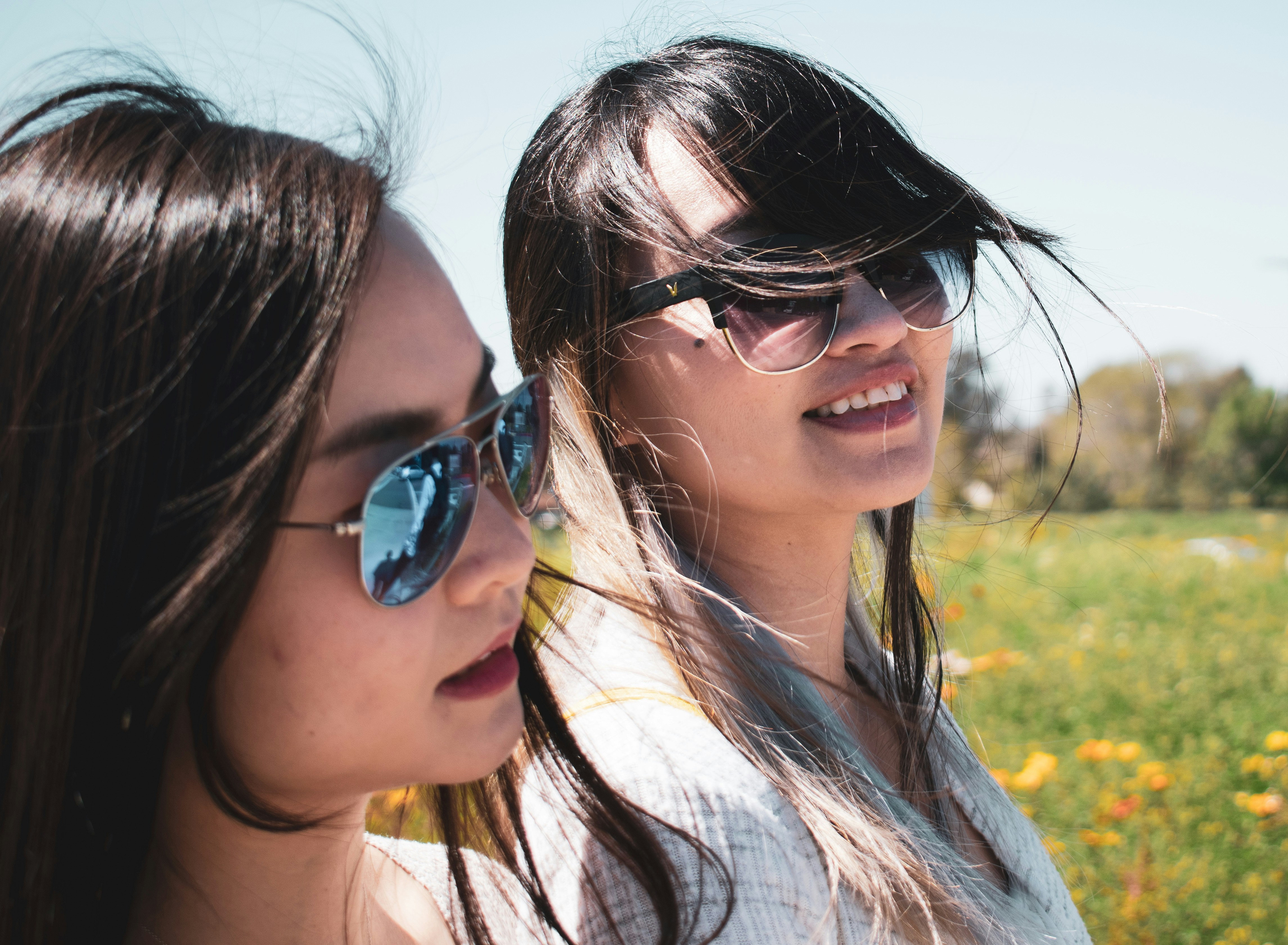 Foto Dos mujeres con gafas de sol – Imagen Gafas de sol gratis en Unsplash
