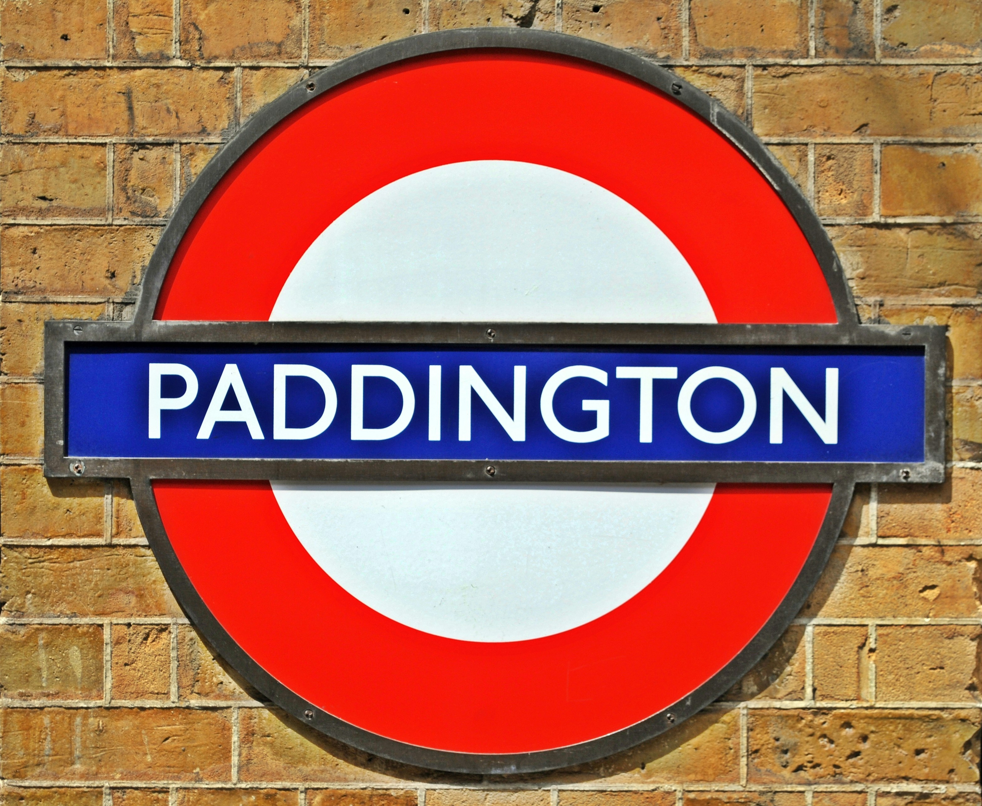 Paddington logo on wall photo – Free London Image on Unsplash
