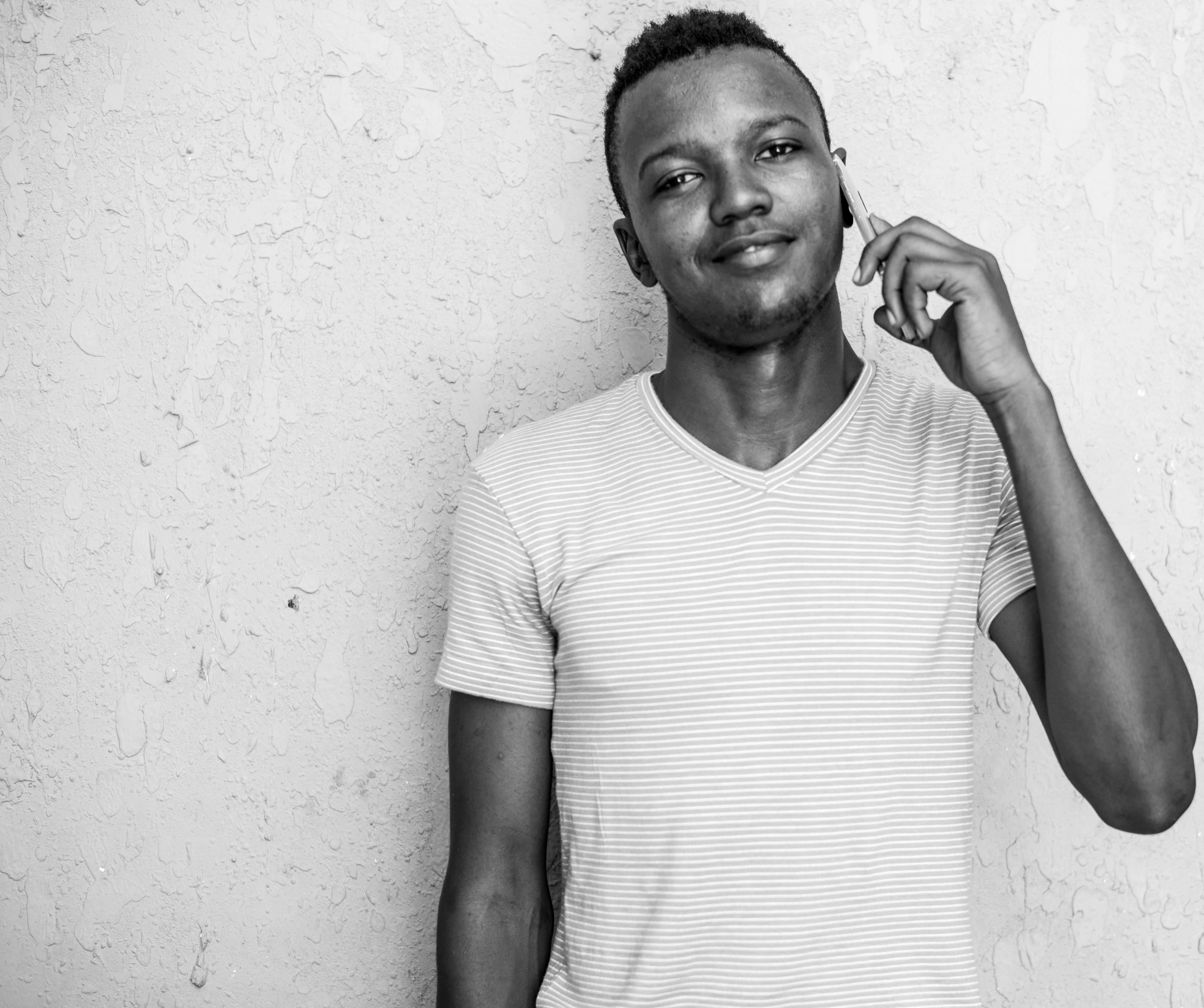 Man using a mobile phone photo – Free Woman Image on Unsplash