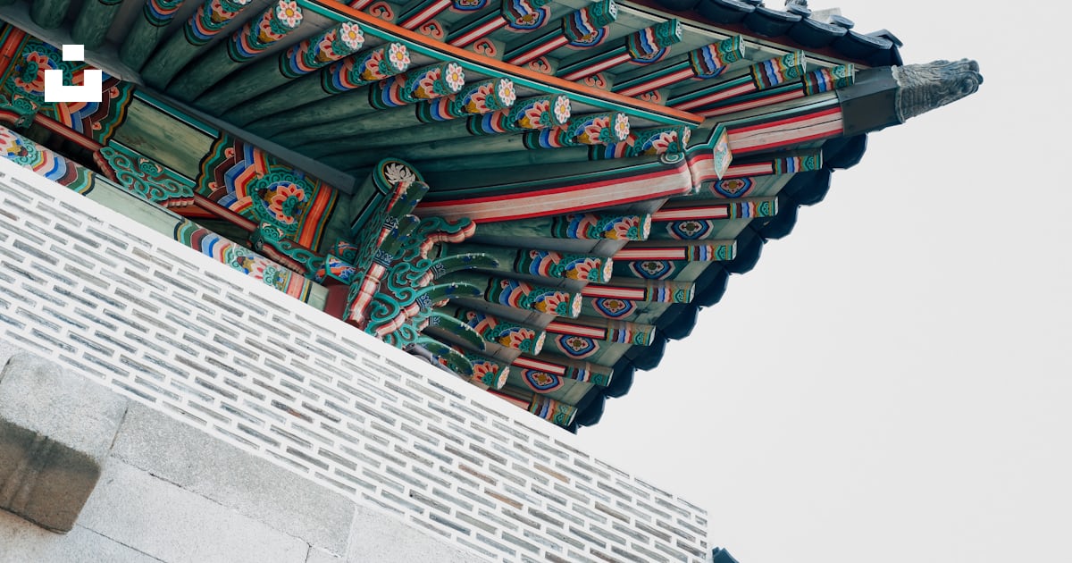 空の背景を持つ建物の屋根の写真 Unsplashの無料グレー写真
