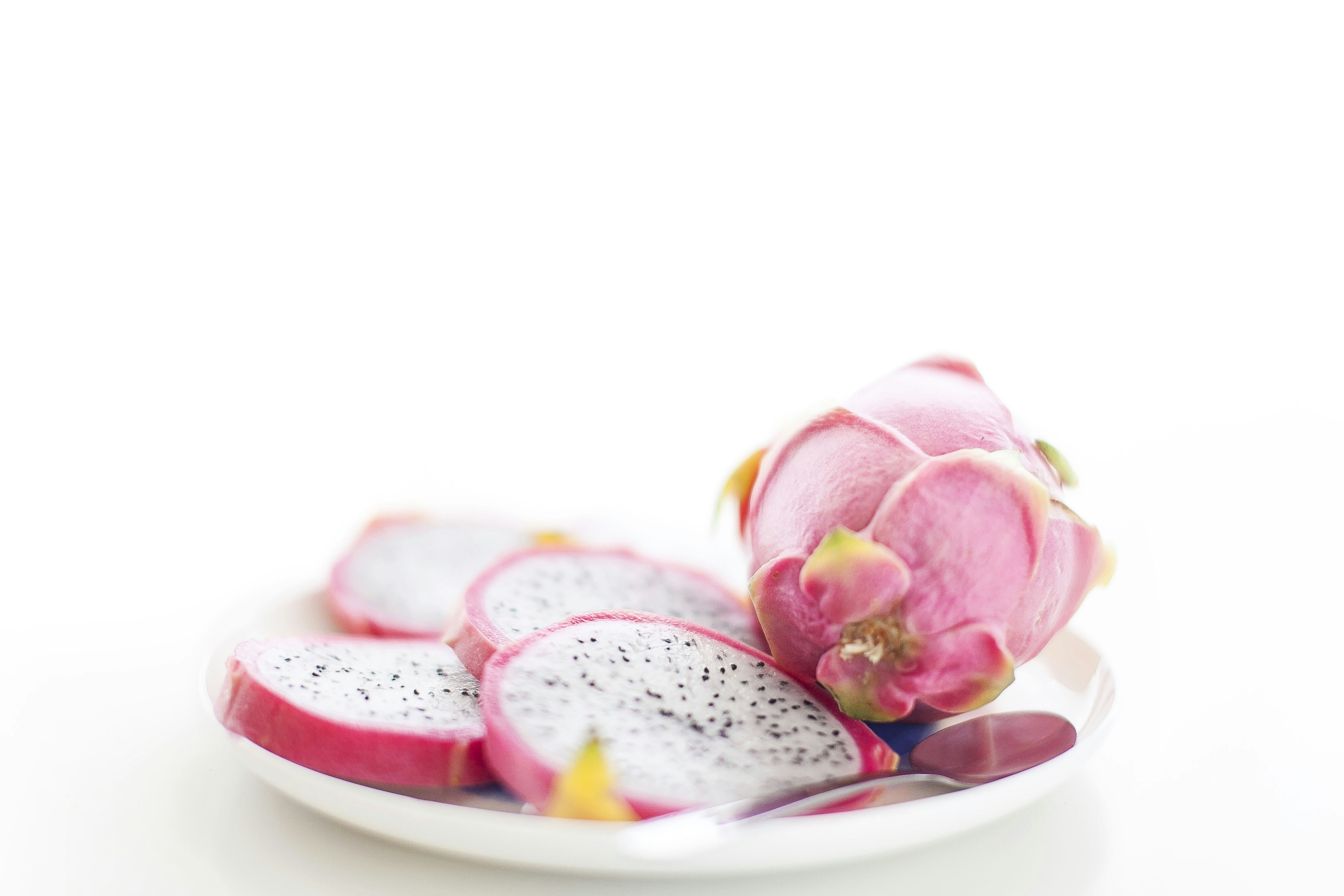 Foto Fruta rosada en rodajas en plato – Imagen Rosado gratis en Unsplash