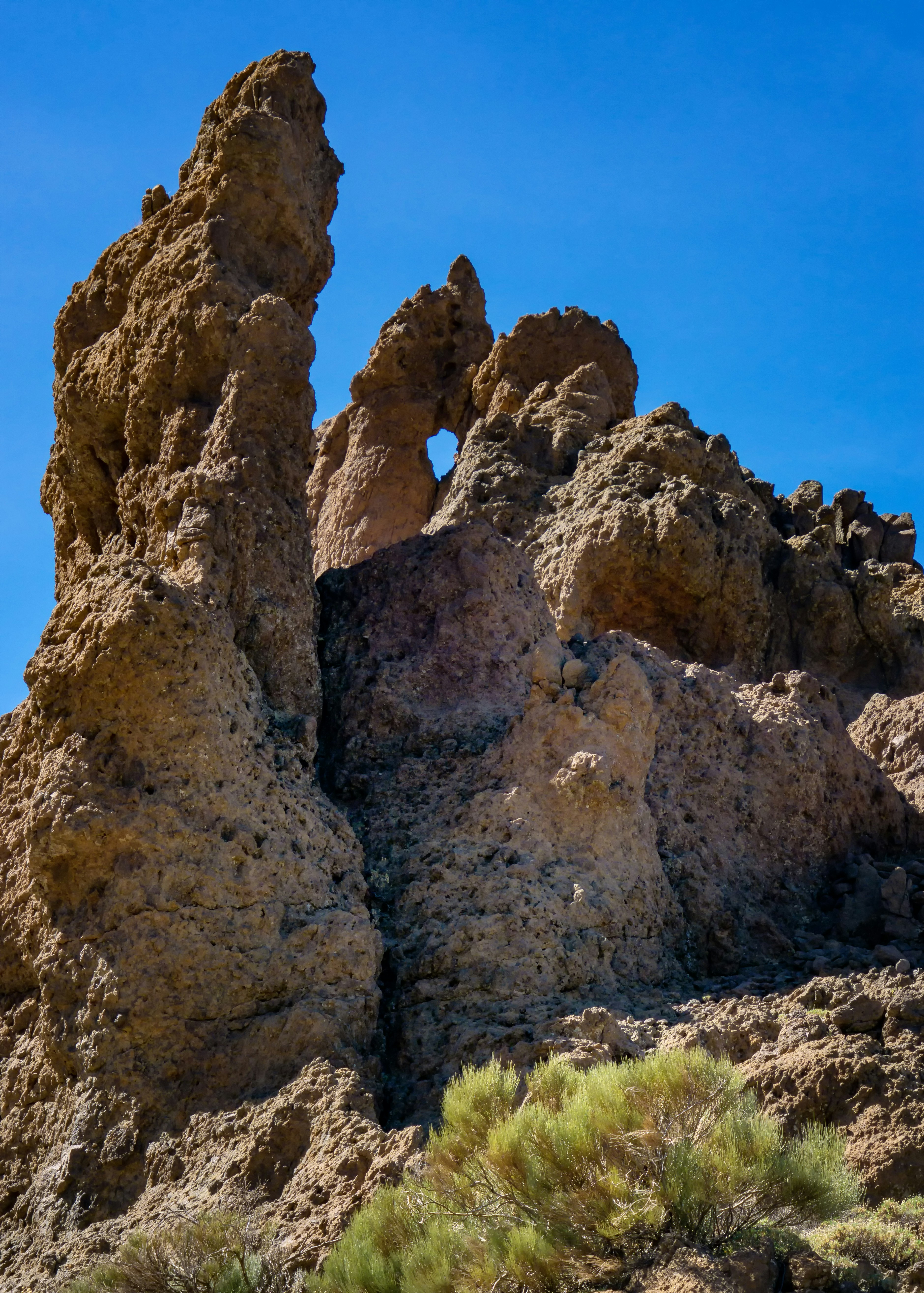 Stone Sentinel: A Delicate Arch Framed by Clear Desert Sky