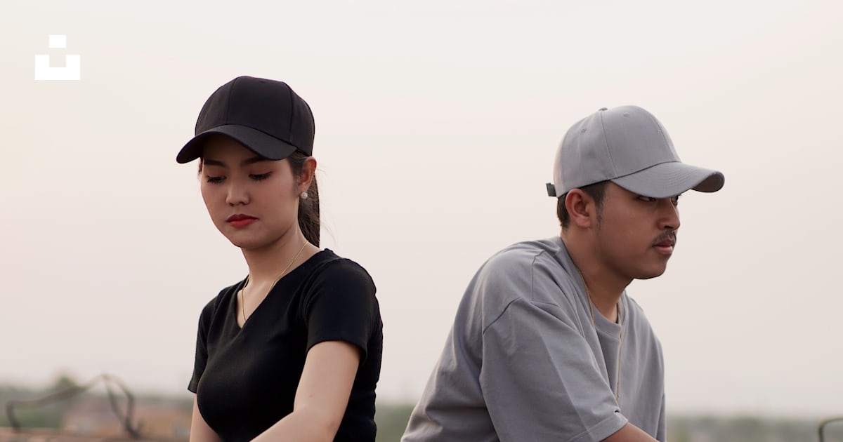 몸에 꼭 맞는 모자를 쓴 두 남자와 여자 사진 Unsplash의 무료 남자 이미지