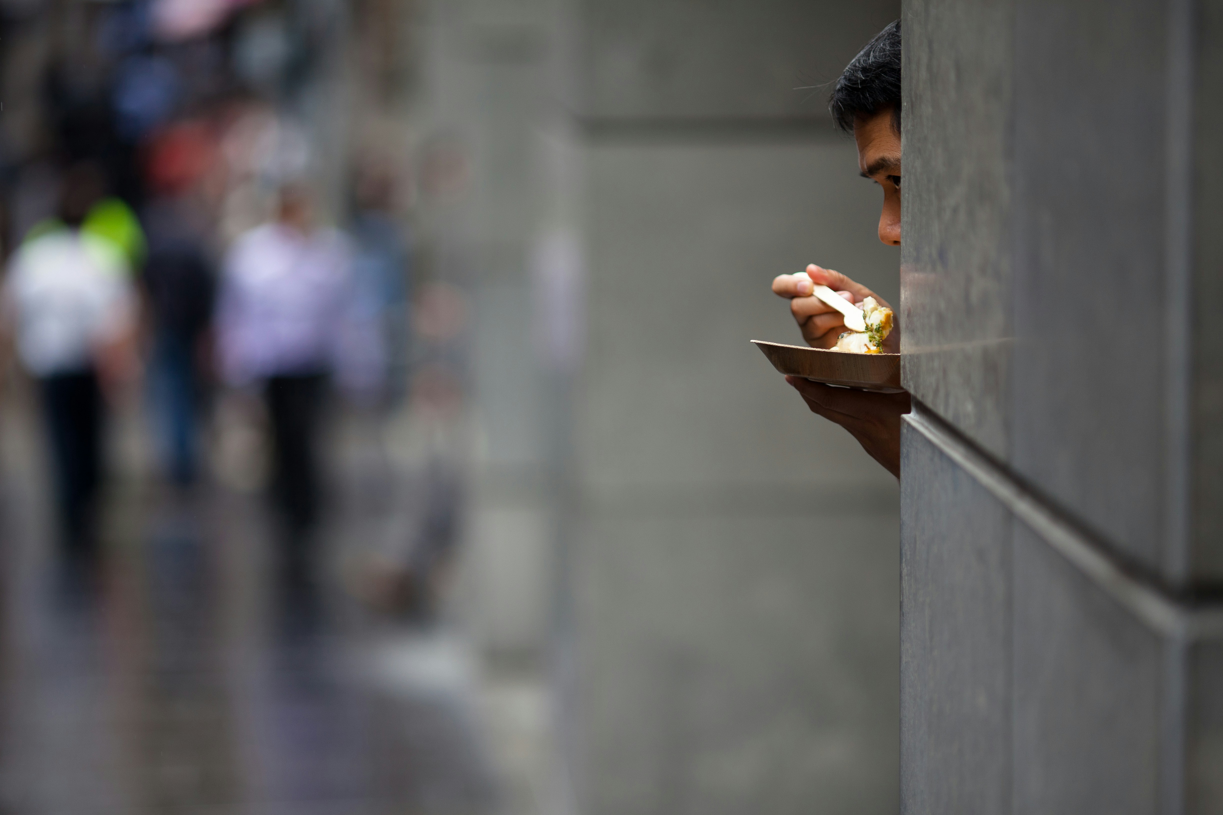Edge-Side Snack: A City Moment Framed by Concrete Lines