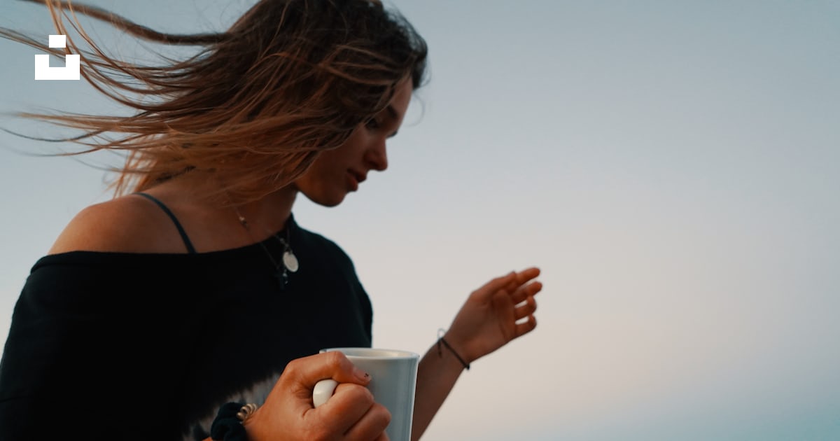 Femme Tenant Une Tasse Blanche Photo Image Gratuite De Café Sur Unsplash