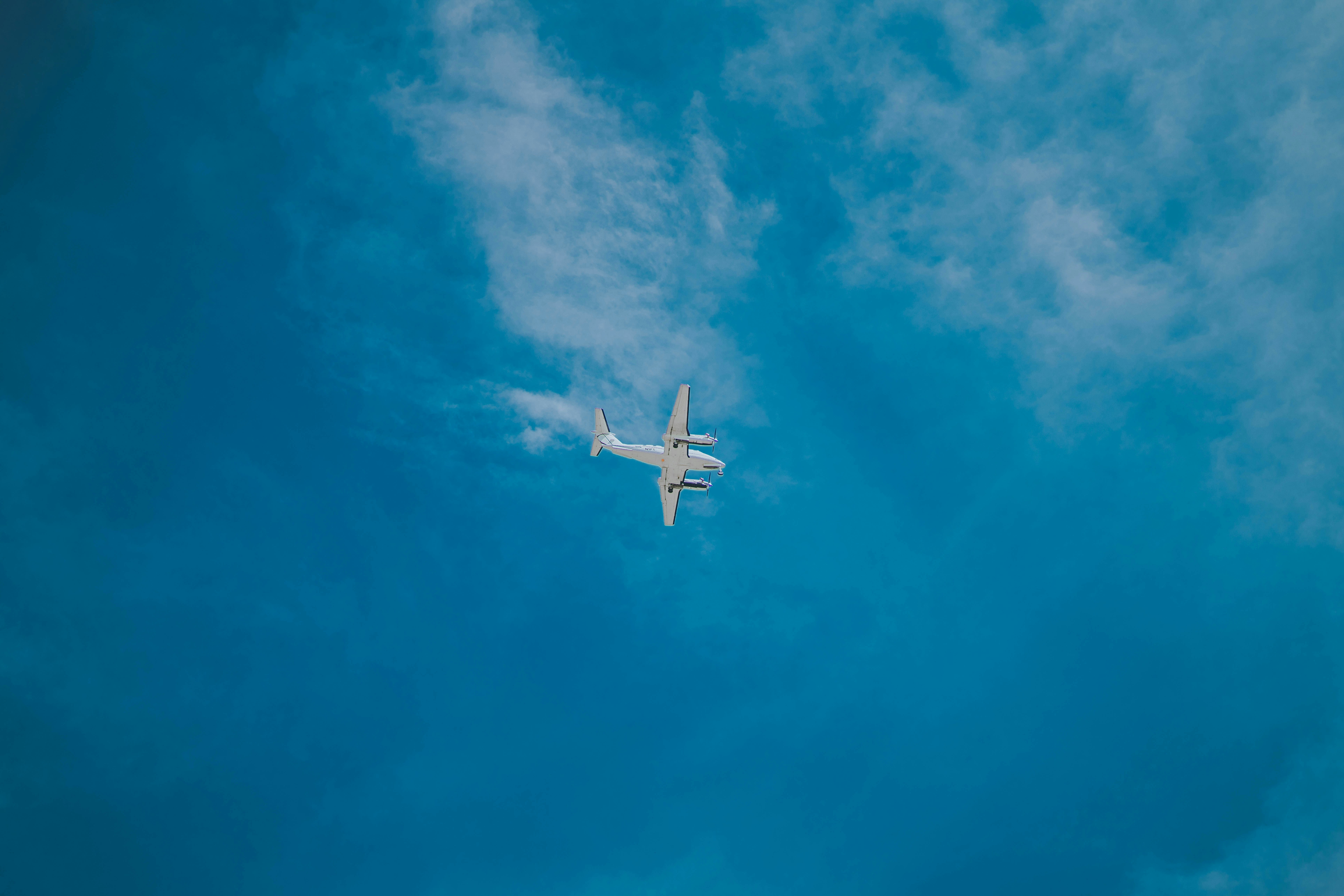 Midflight Across the Cobalt Sky: A White Jet in Clear Air