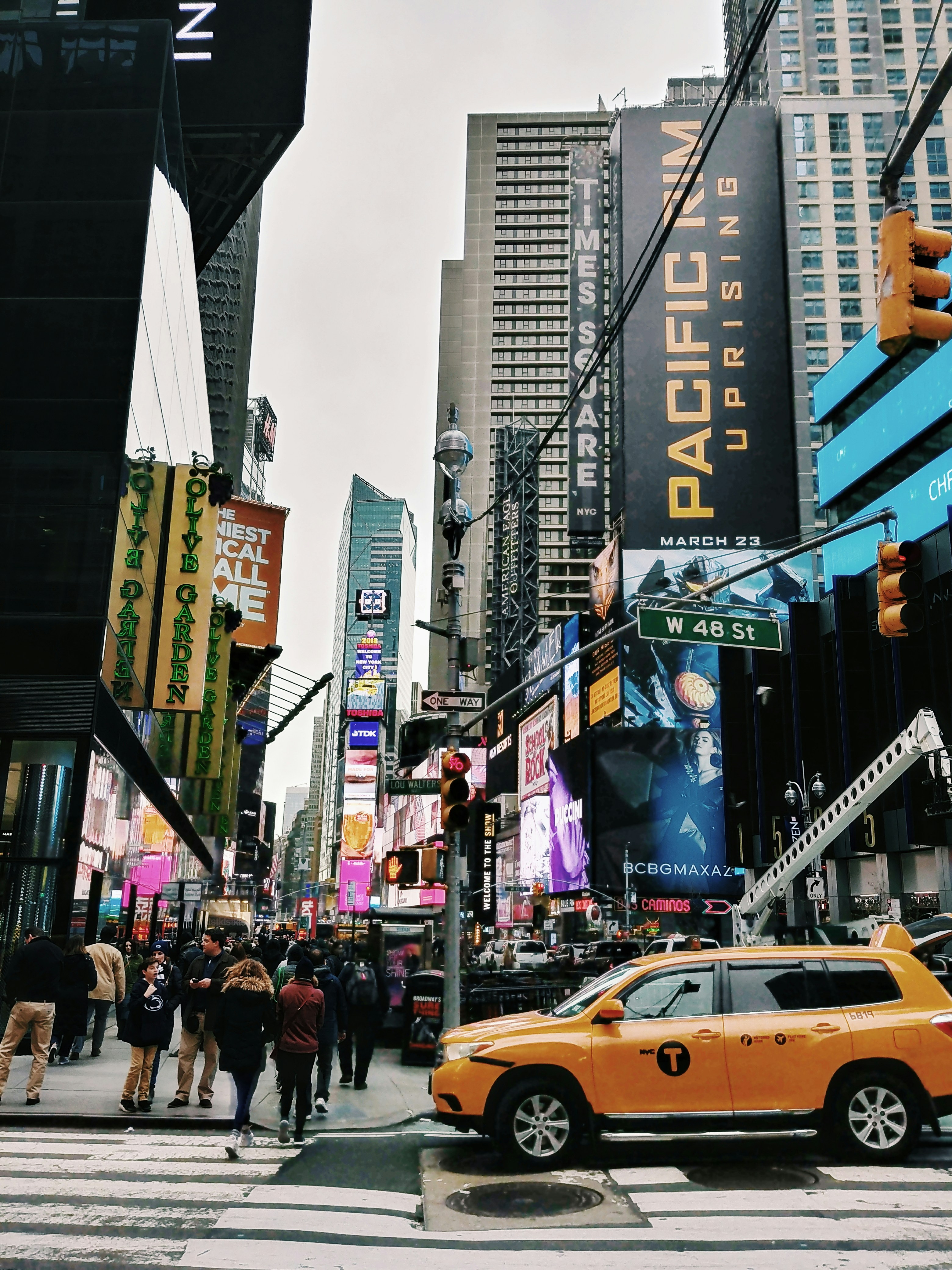 SUV amarillo cerca de un edificio foto – Imagen de Times Square ...
