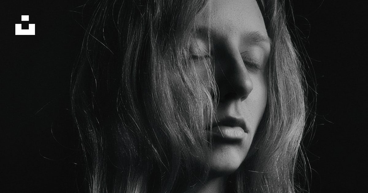 Femme Aux Seins Nus Assise Et Fermant Les Yeux Photo Photo Gris