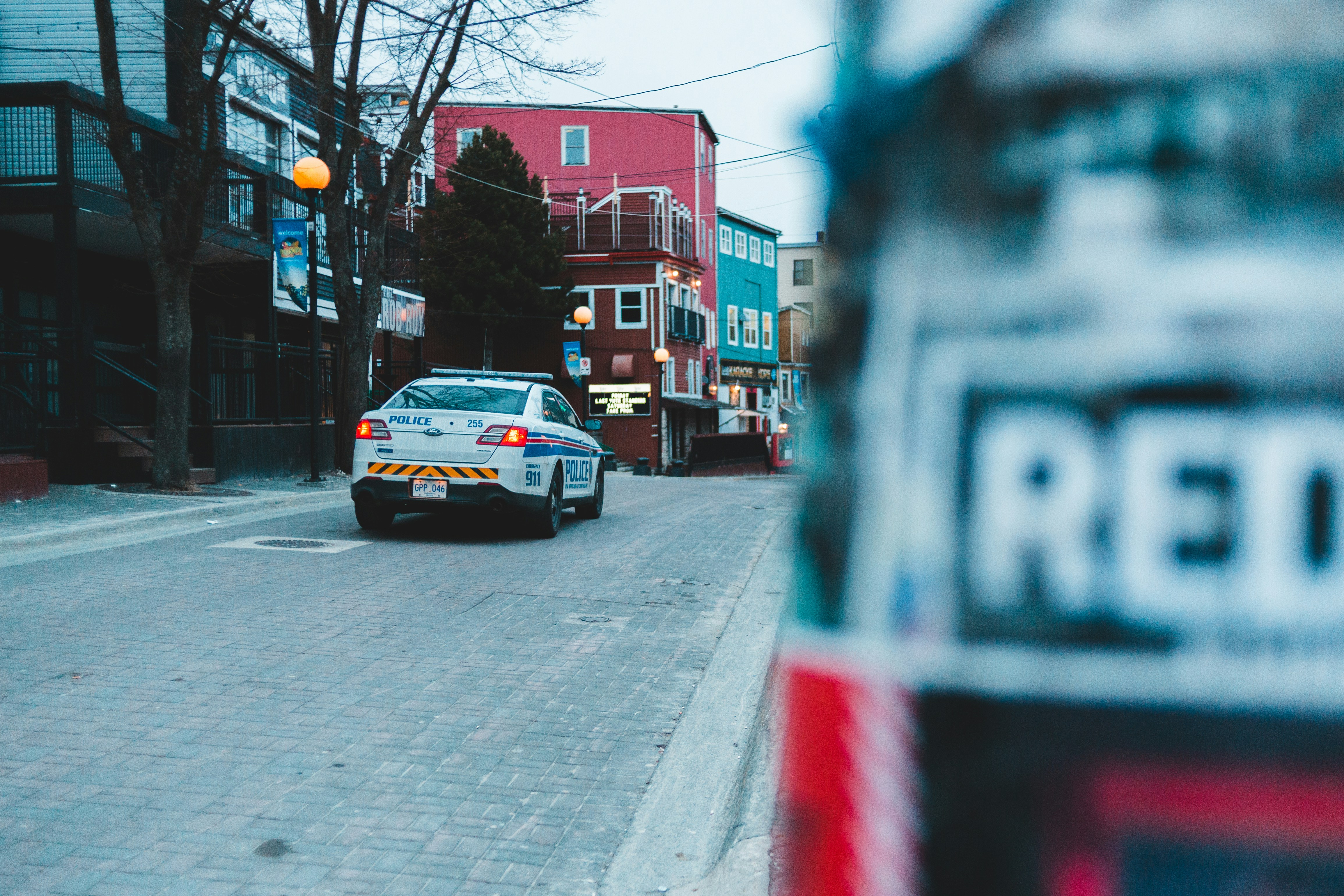 City street chase: a white taxi fading into a colorful row of townhouses