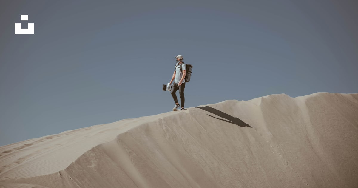 Foto Hombre De Pie En El Desierto Durante El Día Imagen Arena Gratis