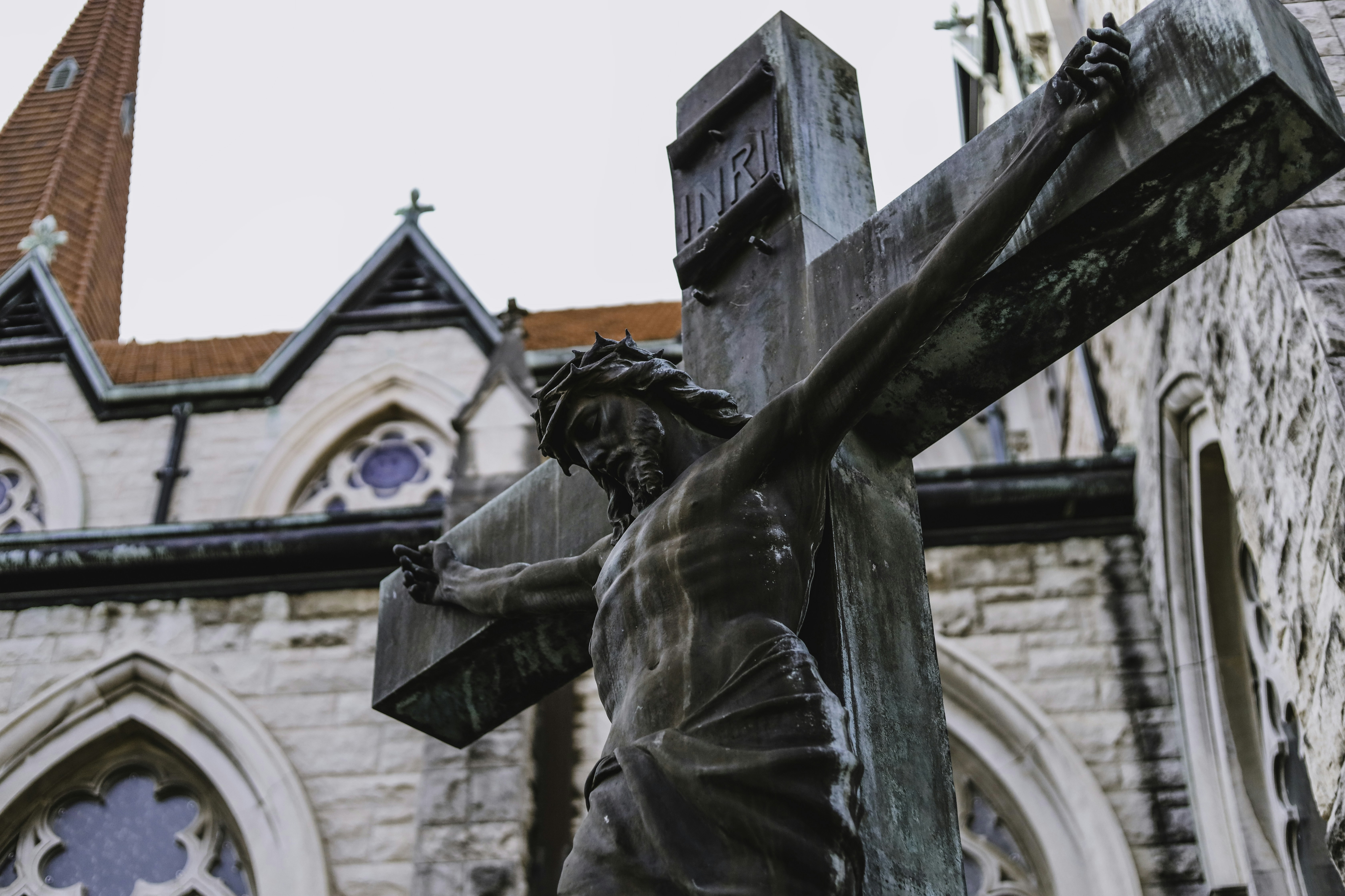 Statue de crucifix photo – Image gratuite de Gris sur Unsplash