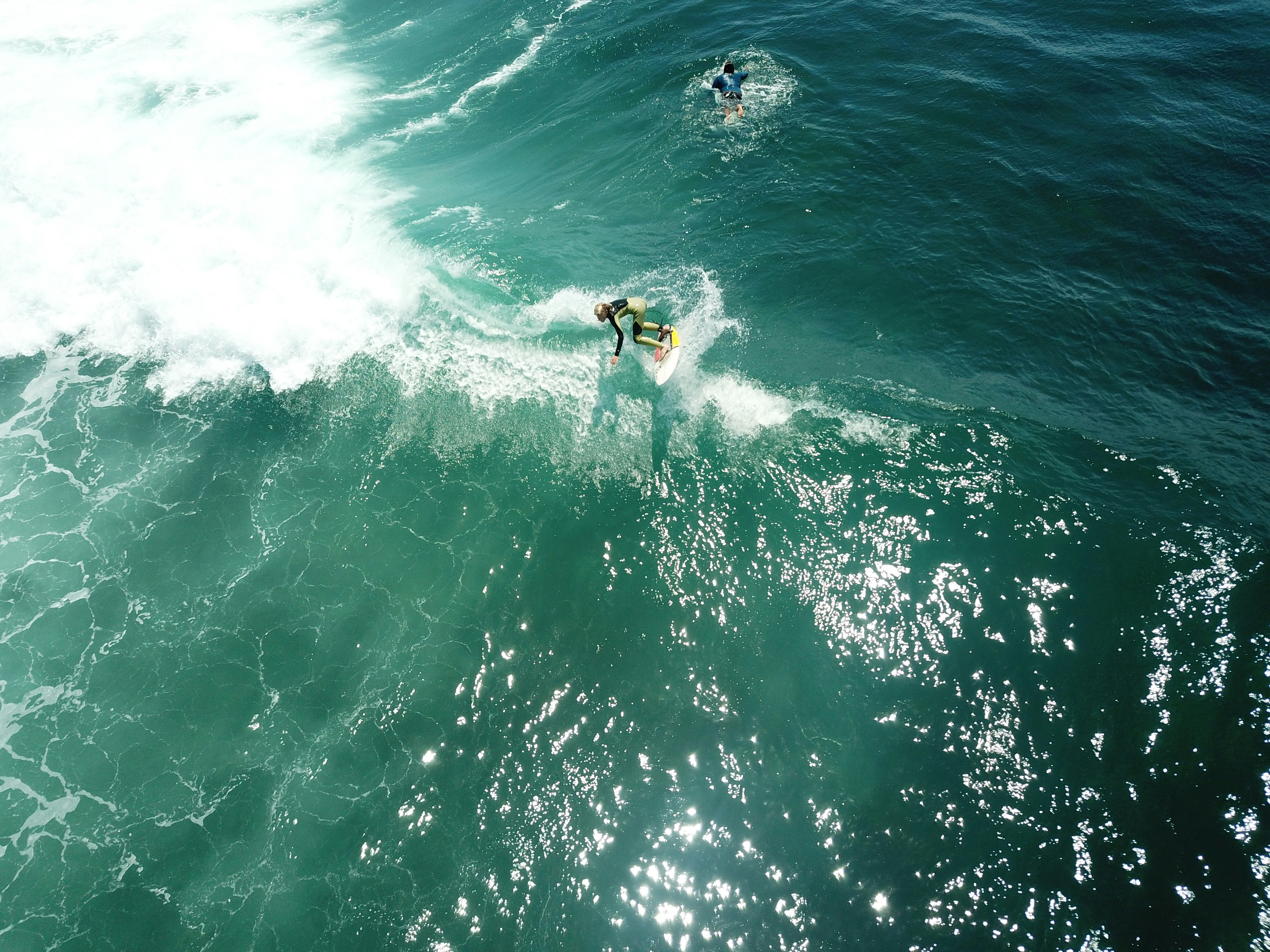 Foto Persona surfeando en las olas del mar durante el día – Imagen ...