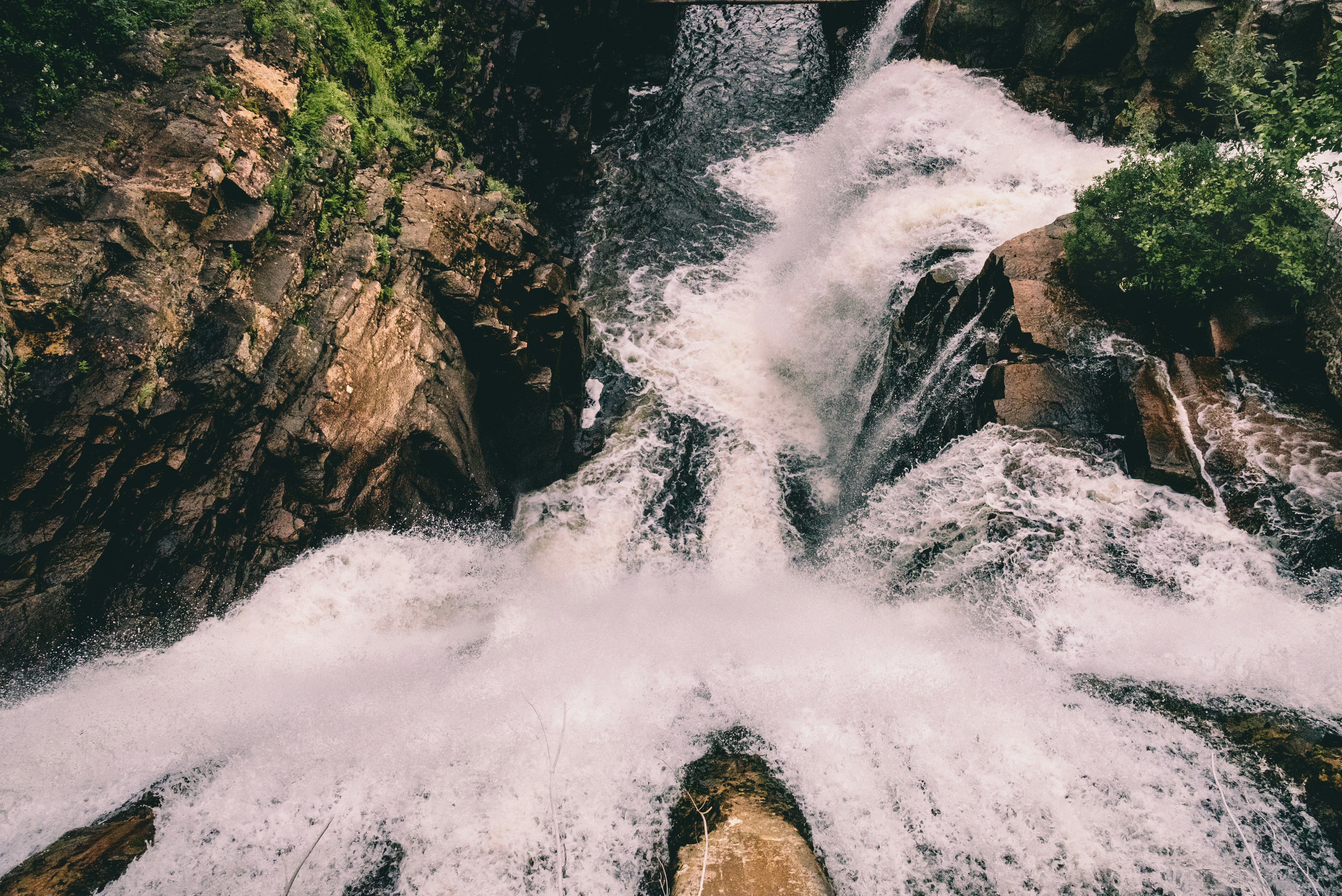 Waterfalls scenery photo – Free Centre plein air bec-scie Image on Unsplash