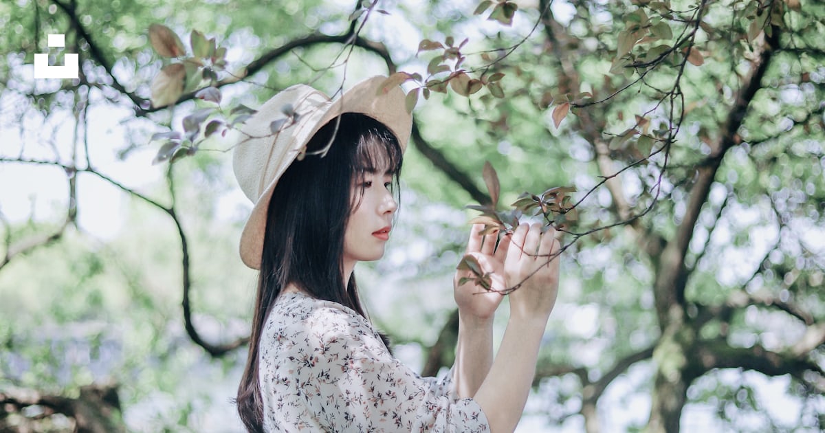 회색과 흰색 꽃 드레스를 입고 여자 사진 Unsplash의 무료 아시아 소녀 이미지