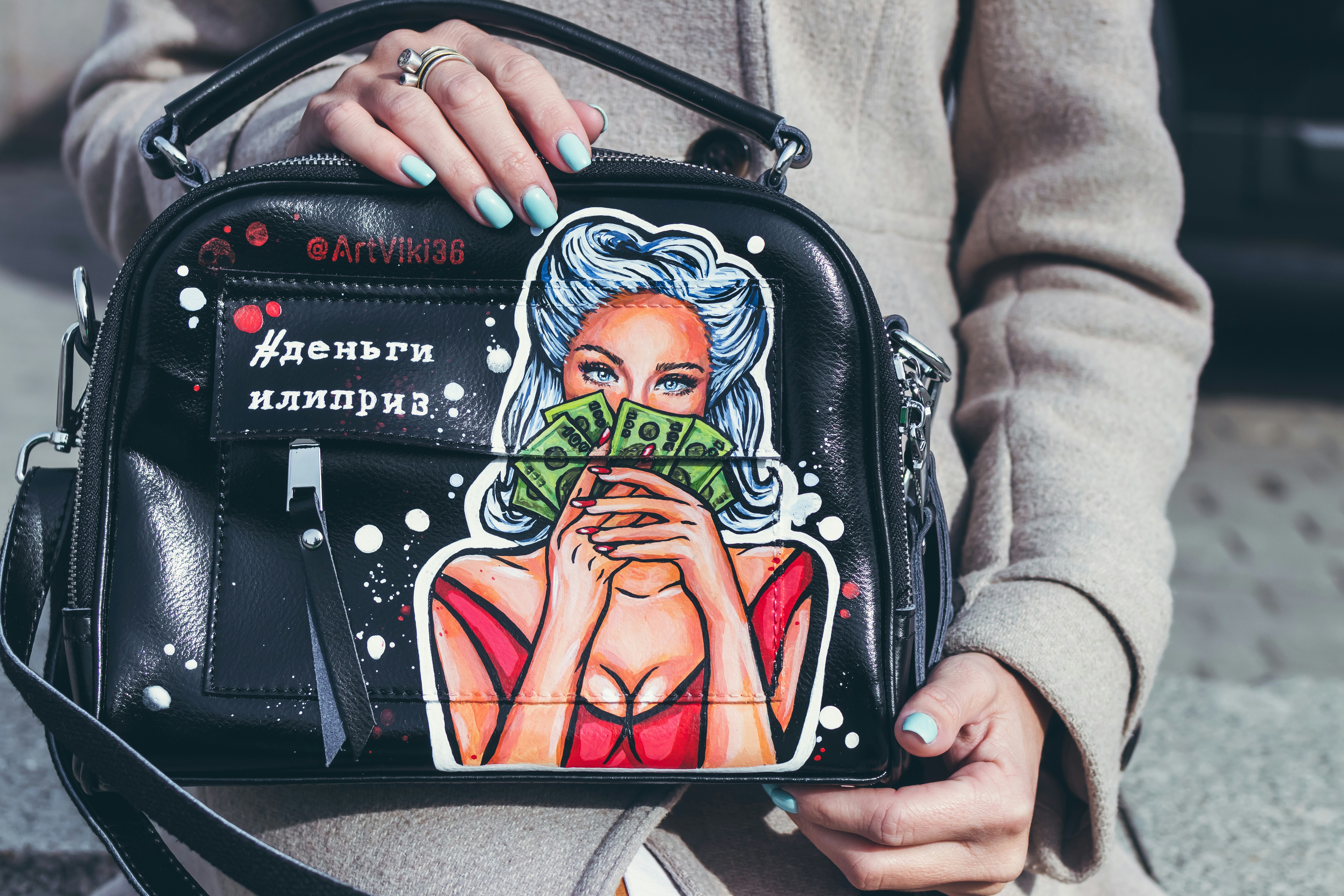 Portrait of Payday: A Pop-Art Handbag in the City