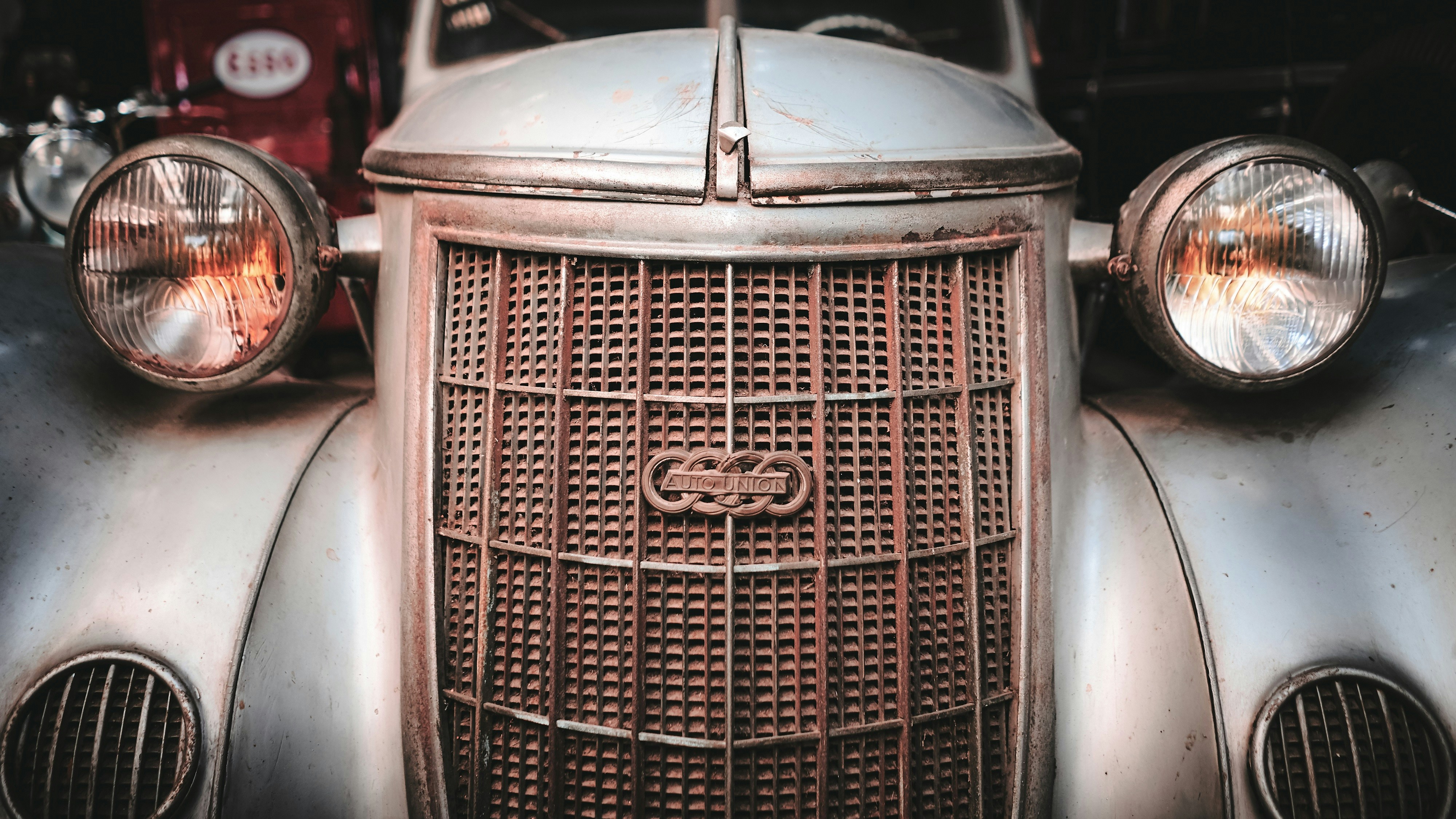 Timeworn Grille, Weathered Chrome: The Quiet Heart of a Vintage Car