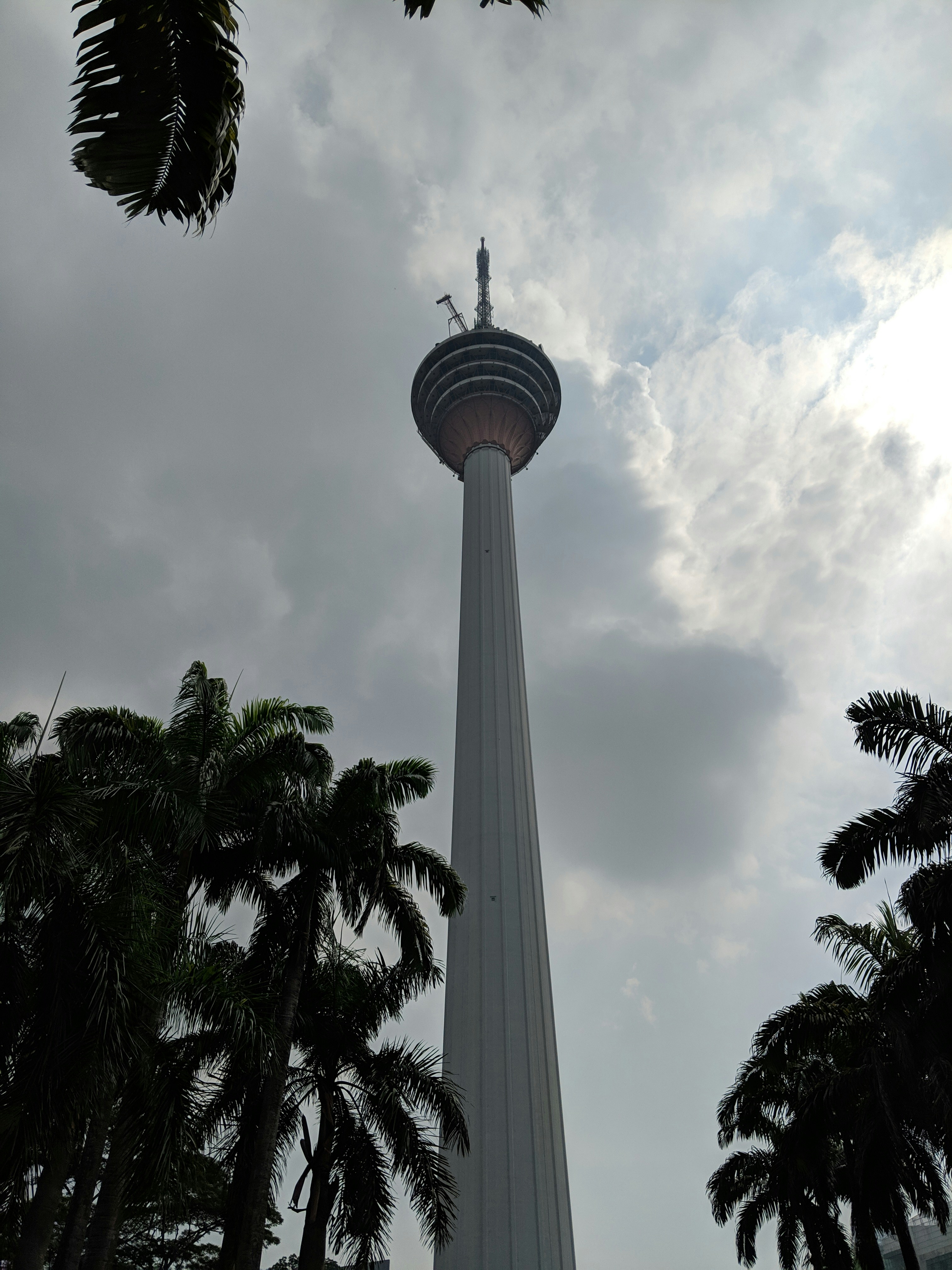 Photographie en contre-plongée de la tour blanche pendant la journée ...