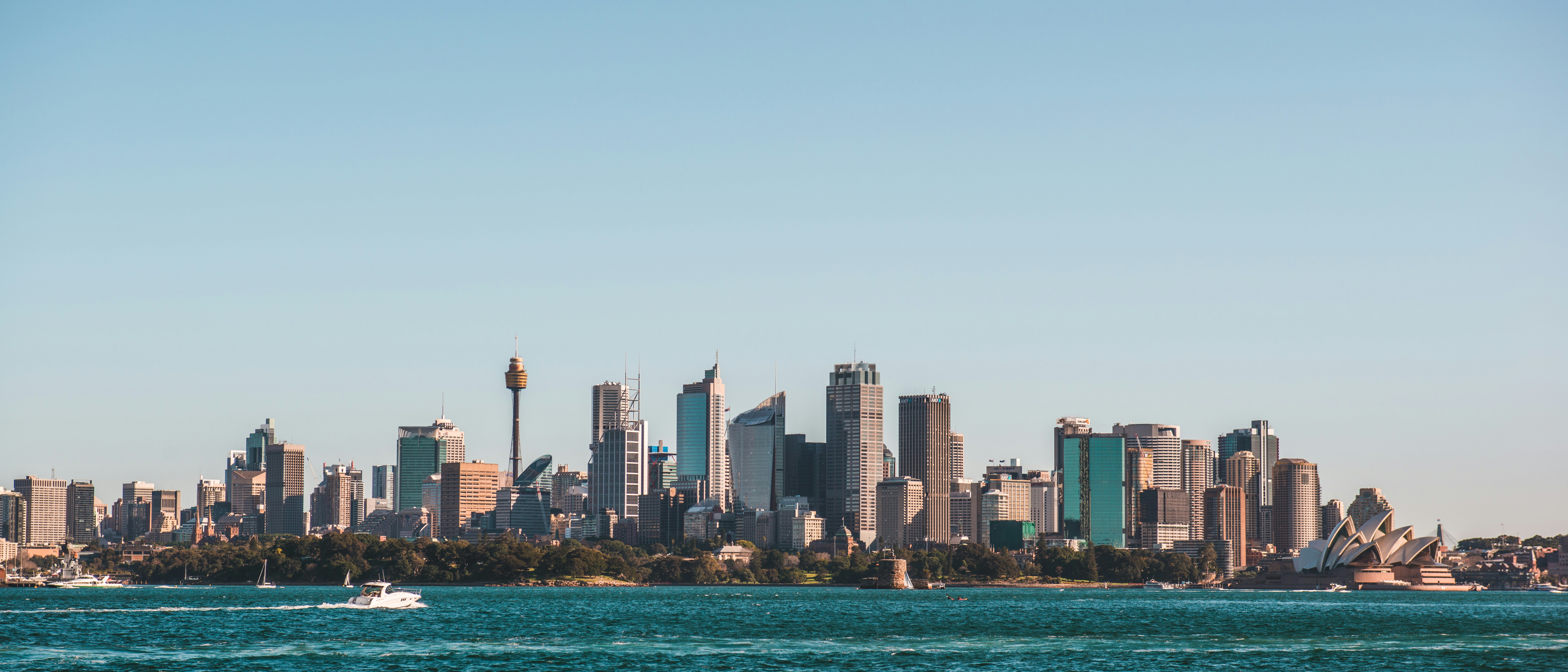 Edificios junto al mar foto – Imagen de Gris gratuita en Unsplash