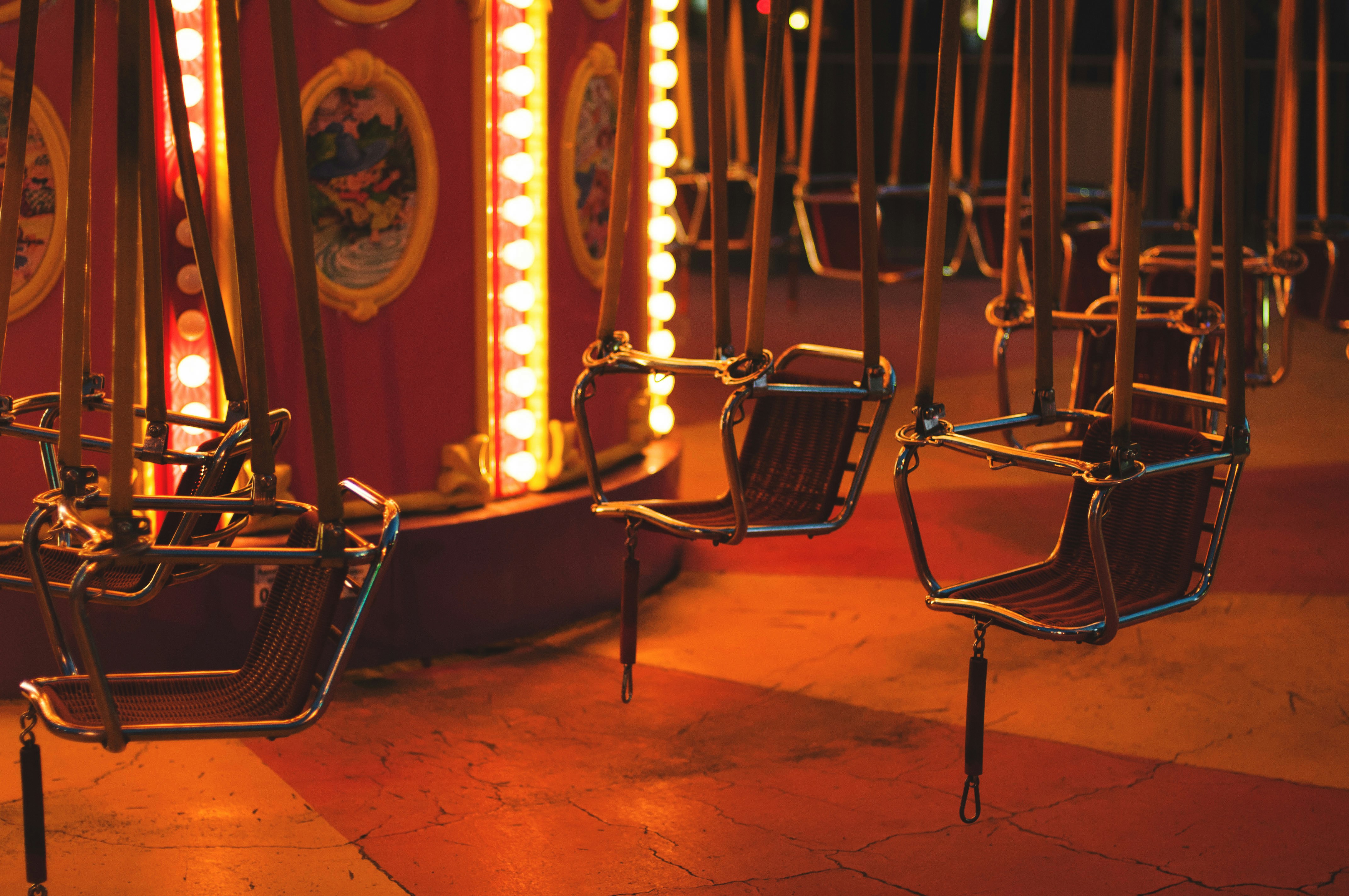 a row of chairs sitting next to each other on a floor
