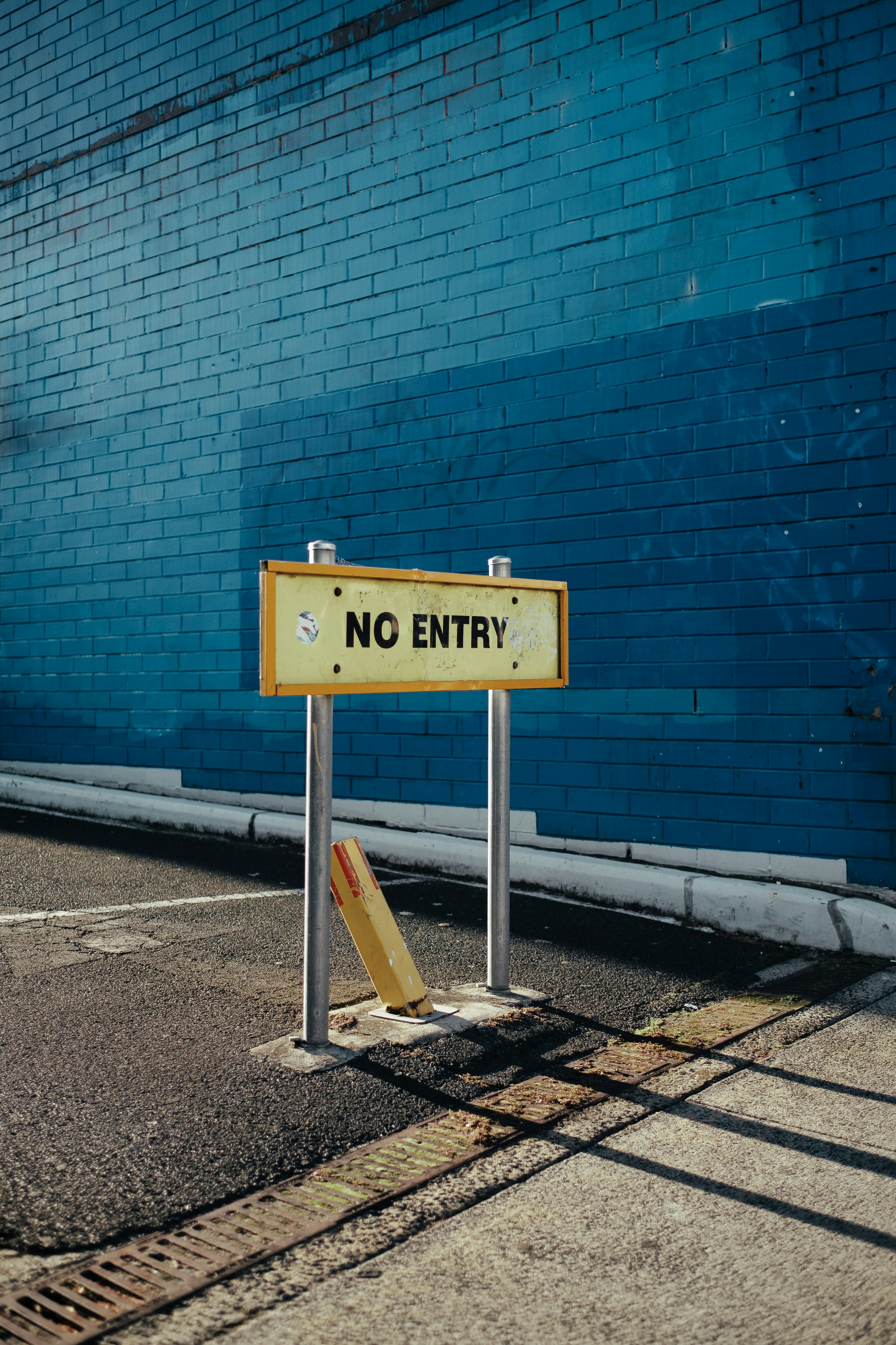 Yellow no entry sign photo – Free Sign Image on Unsplash