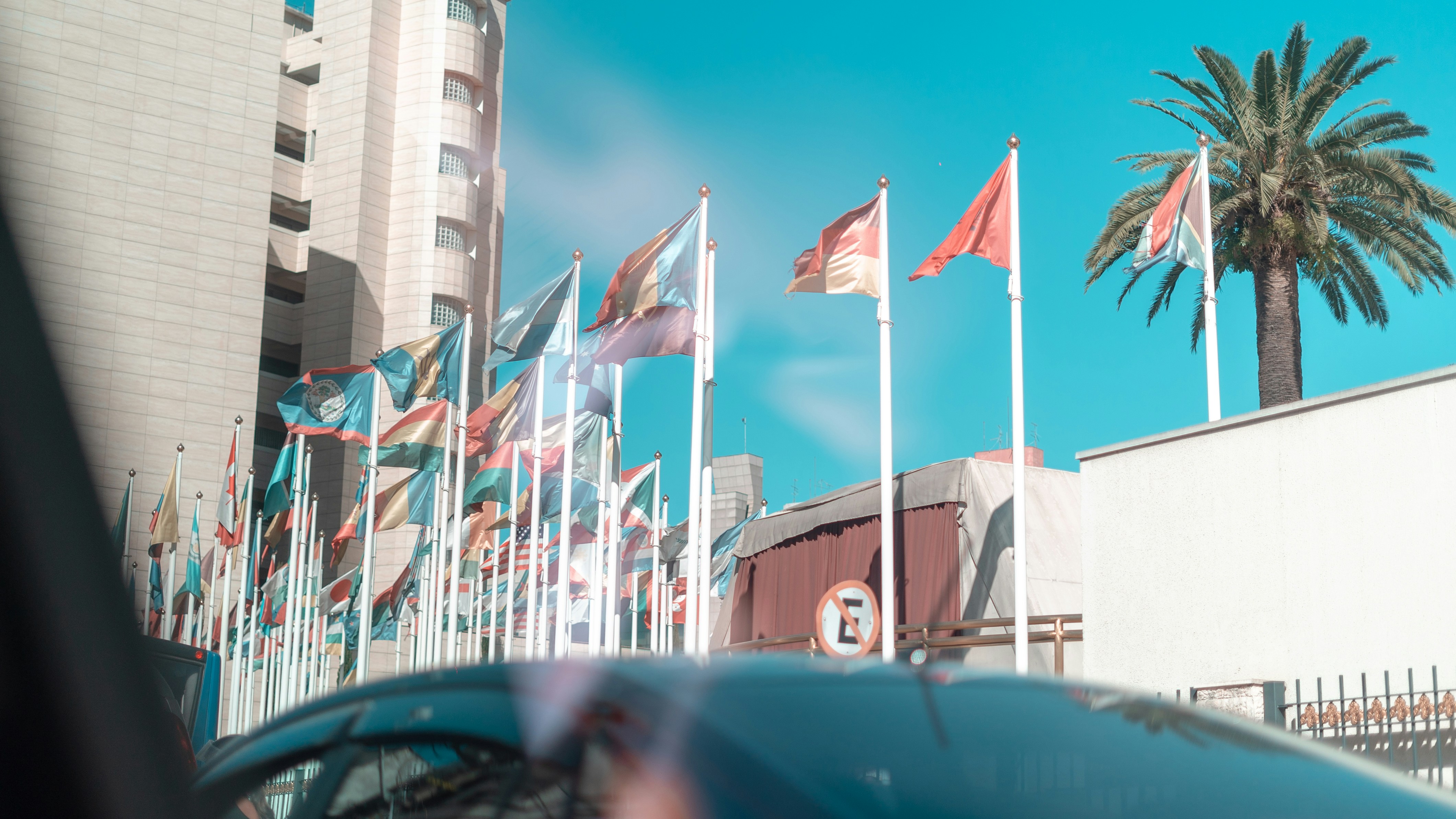 Foto Banderas variadas durante el día – Imagen Azul gratis en Unsplash