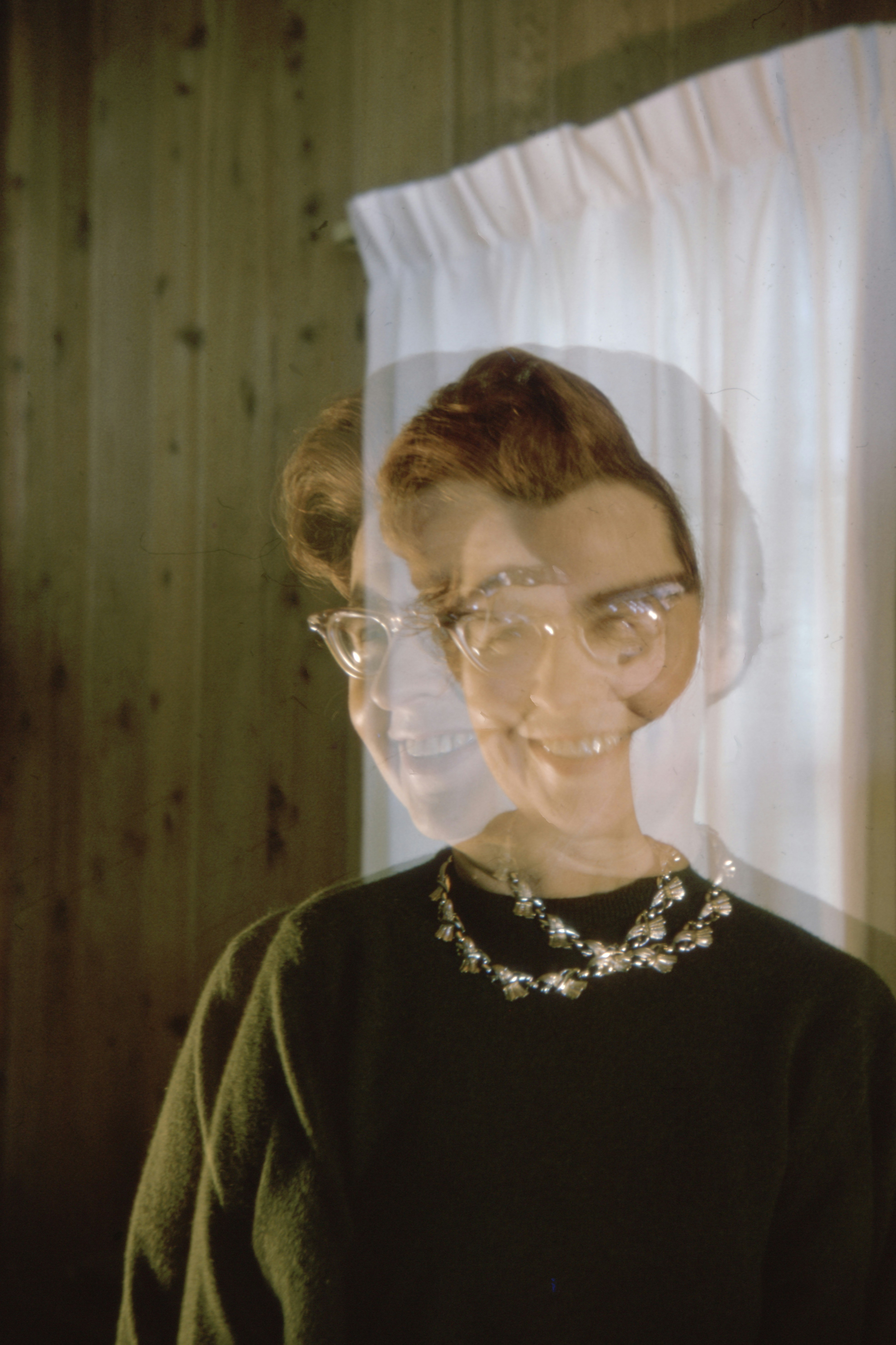 Foto Mujer con tops verdes – Imagen 35 mm gratis en Unsplash