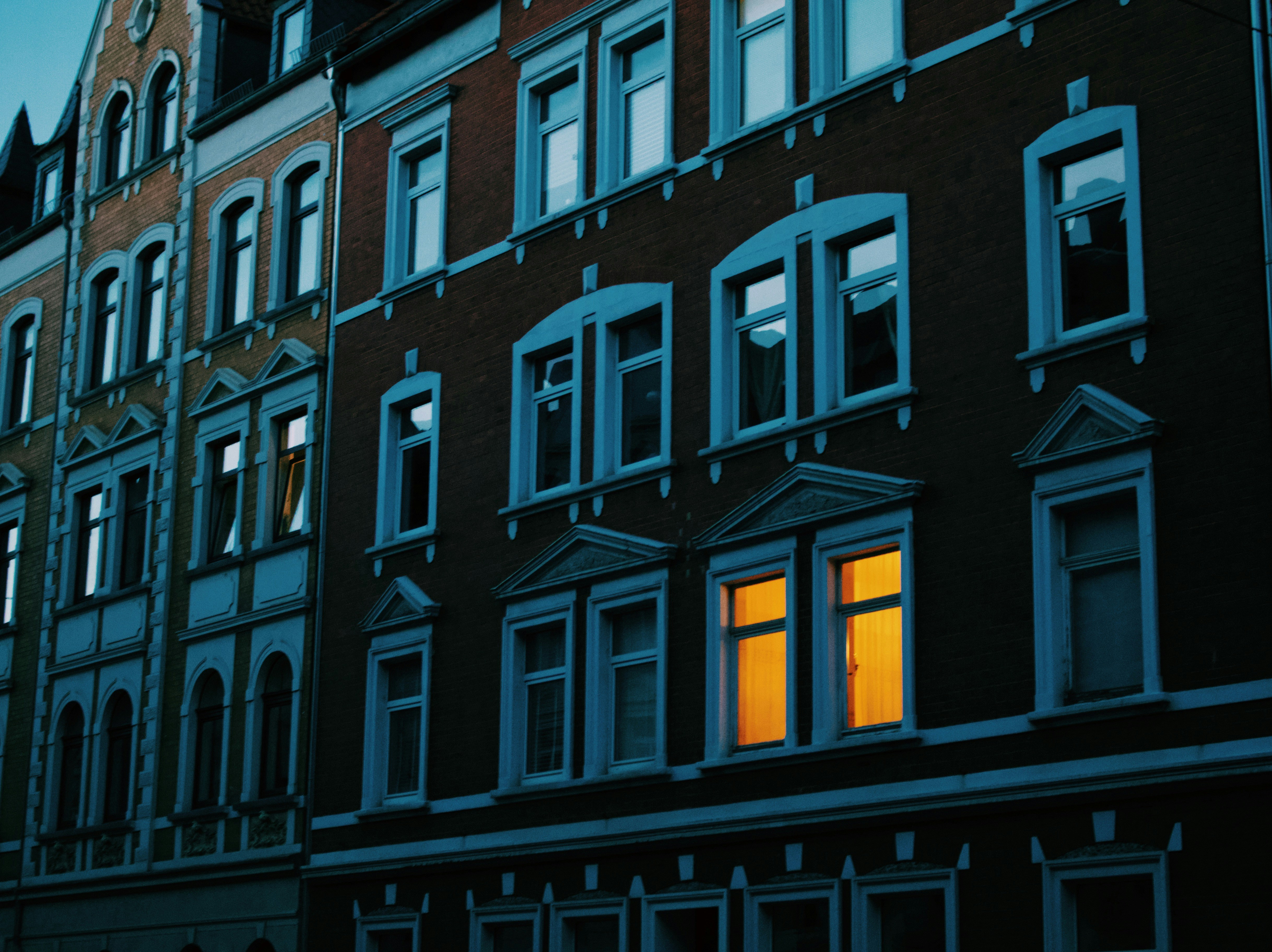 Façade de bâtiment marron et blanc photo – Photo La fenêtre Gratuite ...