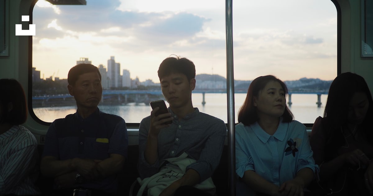Gente Sentada Dentro Del Tren Foto Imagen De Persona Gratuita En Unsplash