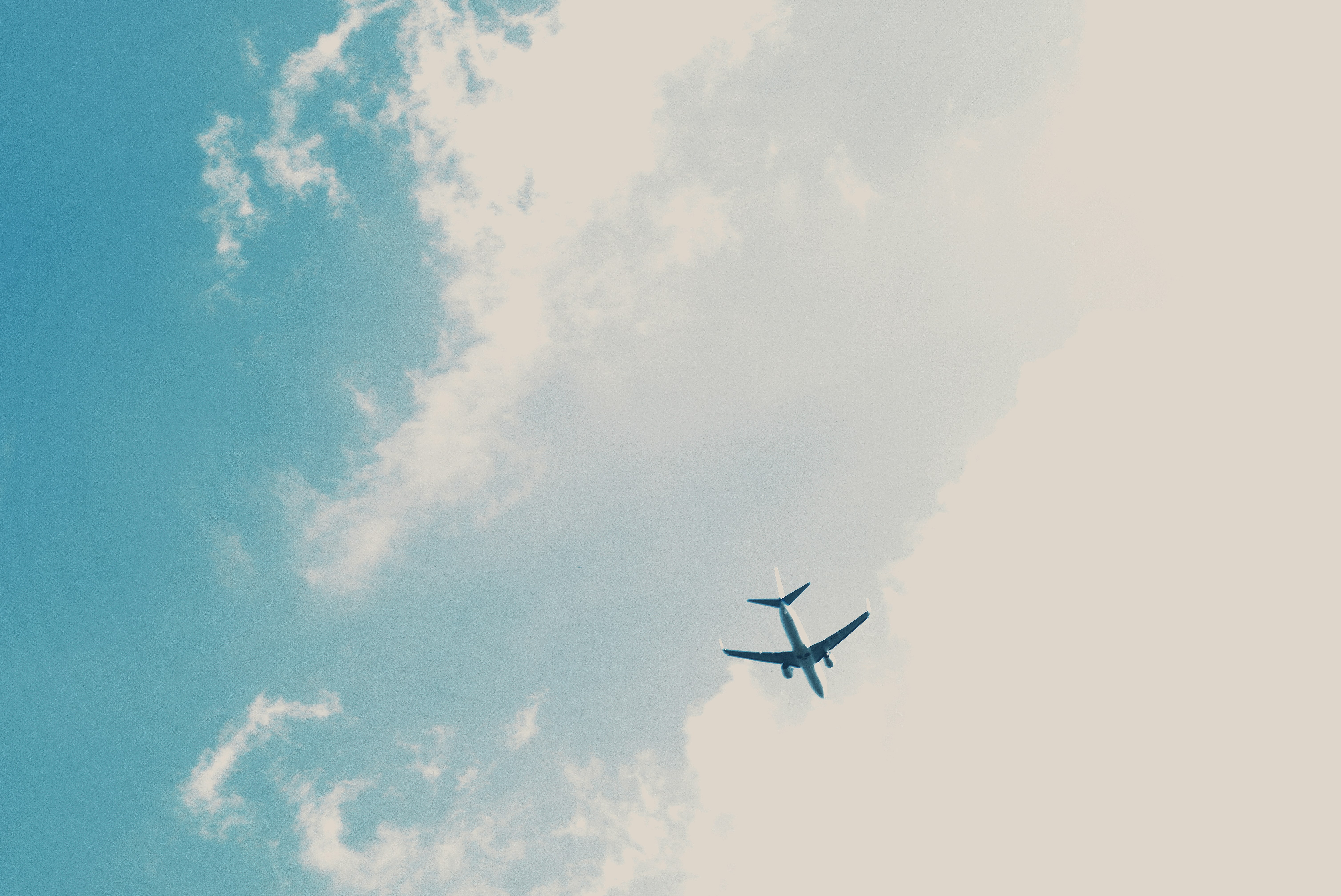 Passenger plane under blue sky photo – Free Airplane Image on Unsplash