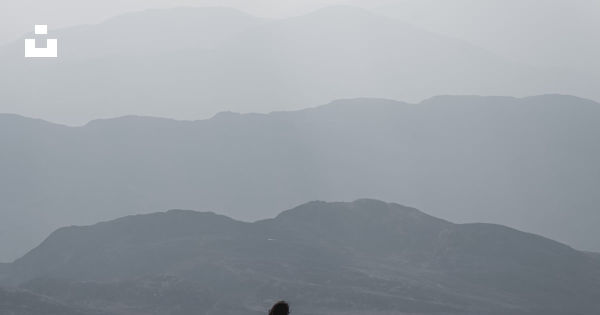 Persona De Pie En El Lado Del Acantilado Durante El Día Foto Imagen