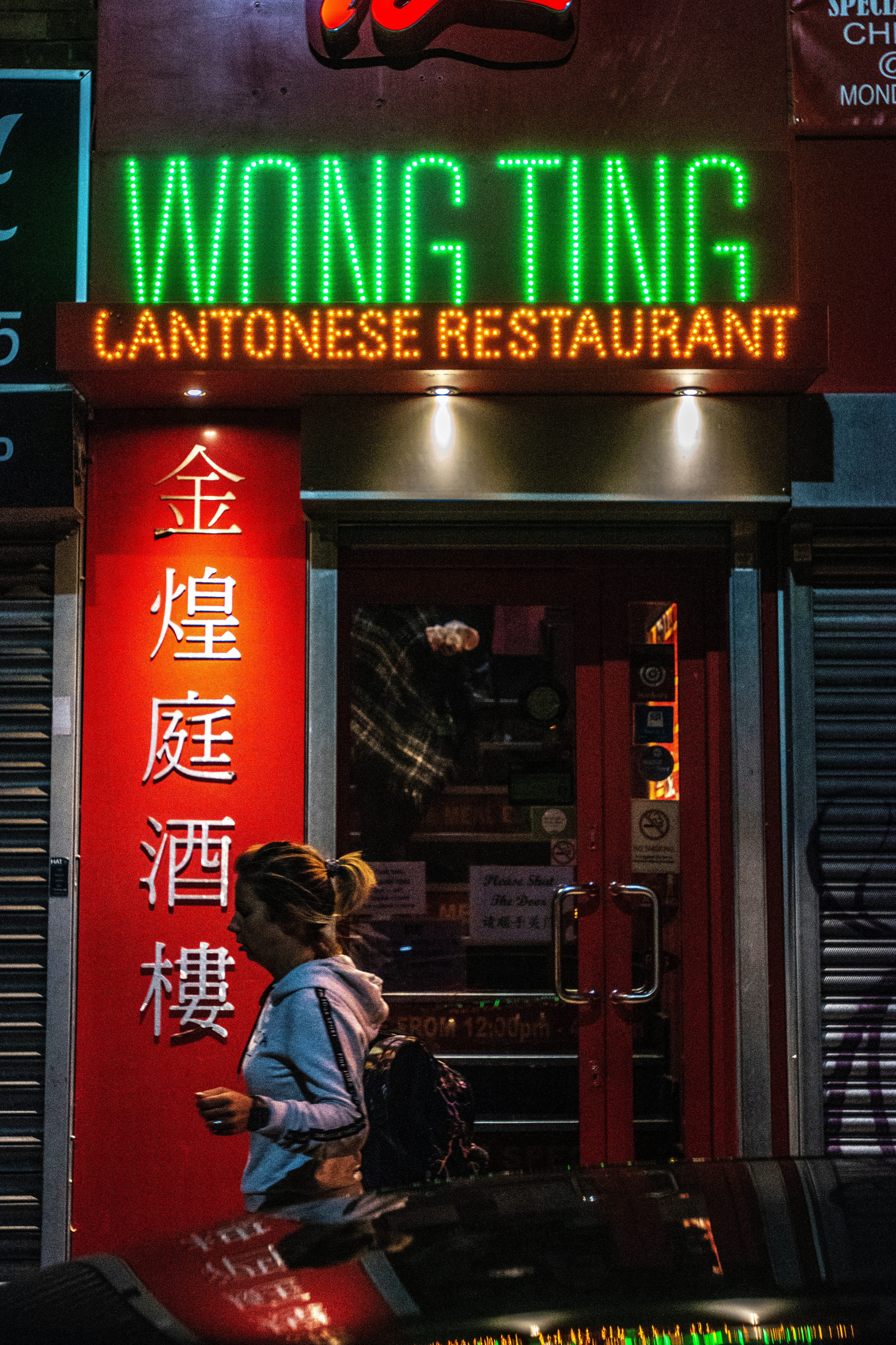 Foto Señalización de luces de neón de Wong Ting – Imagen Persona gratis ...