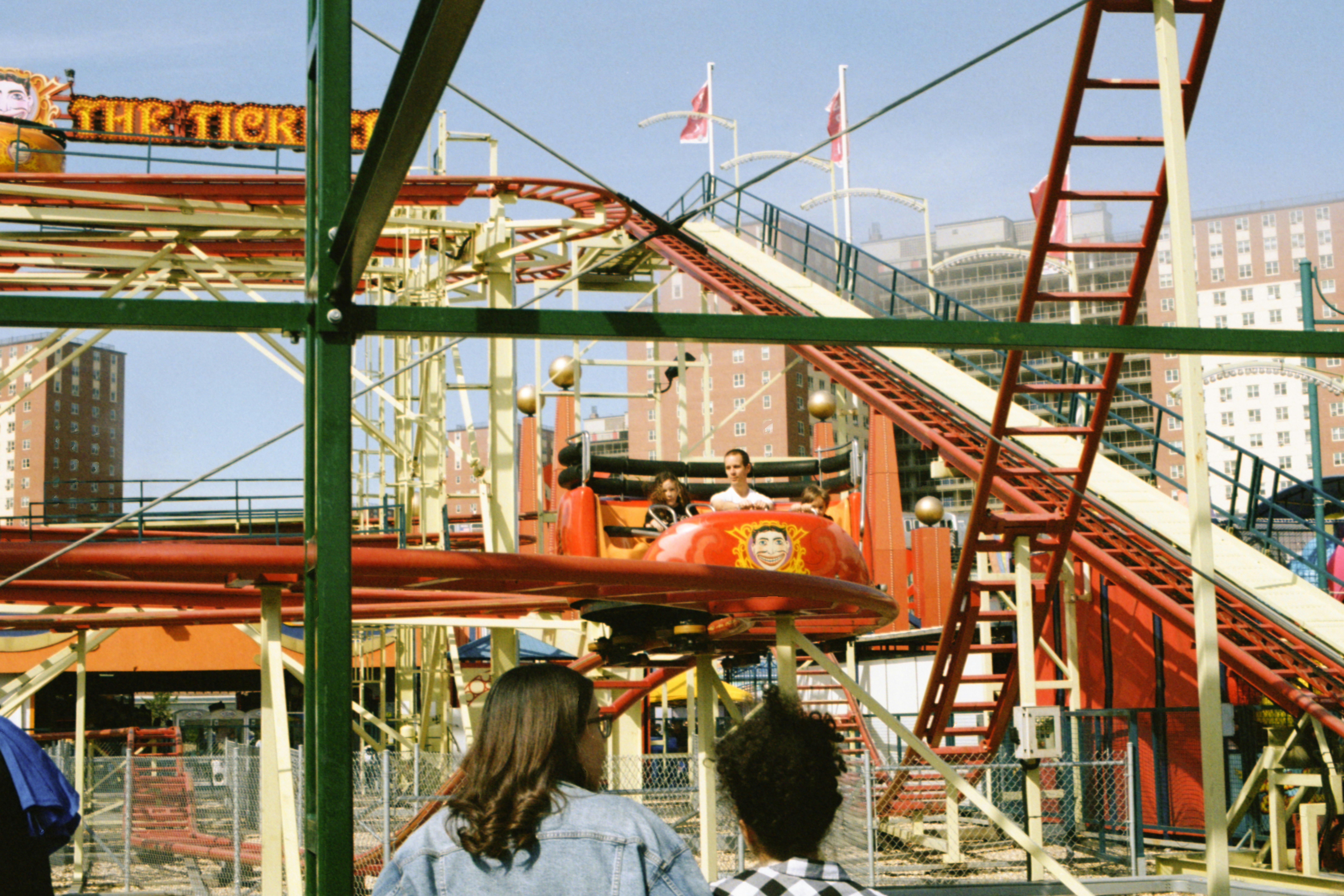 Gente montando en vehículo en carnaval foto – Imagen de Humano gratuita ...